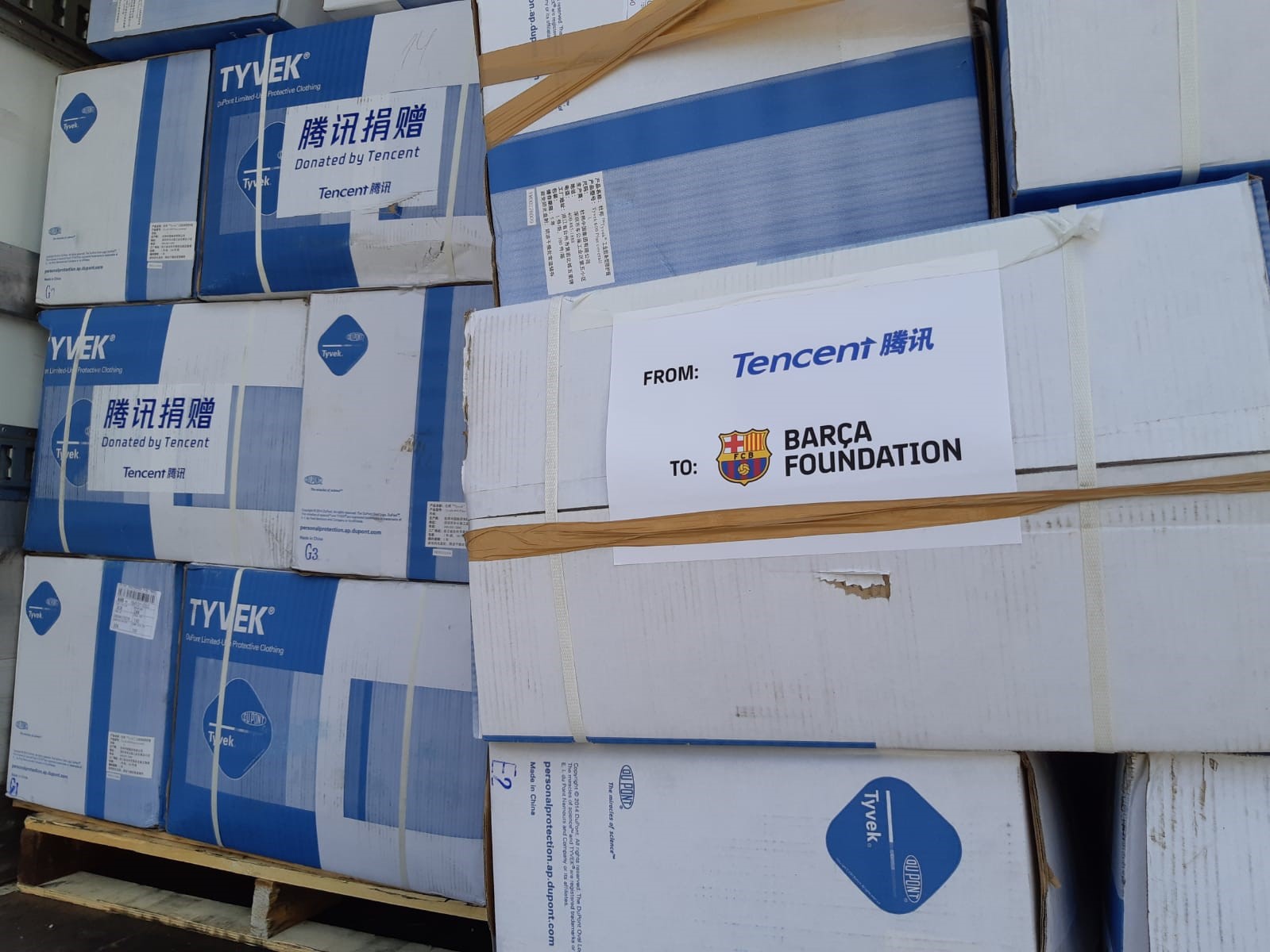 La Fundación Barça gestiona una importante donación de material ...