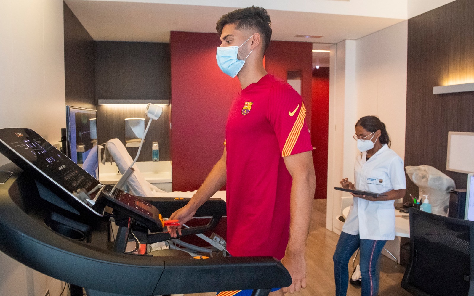 Barça B 2020/21 passing their medical checkups