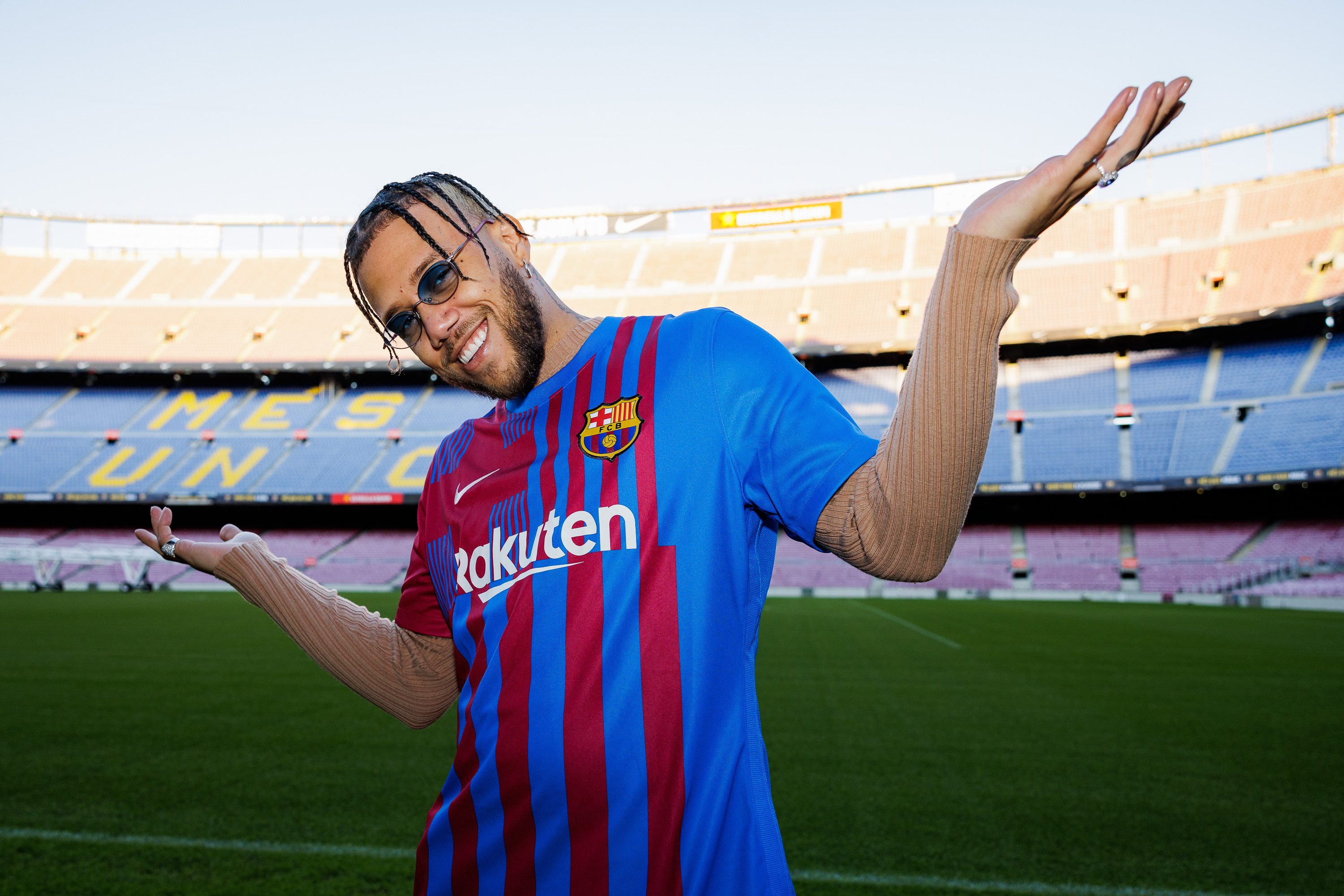 Jhay Cortez visita el Camp Nou