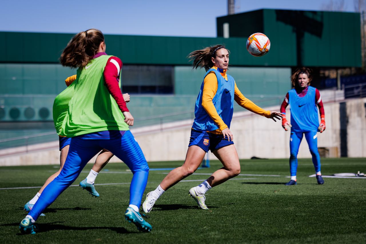 Women's football team training (April 1)