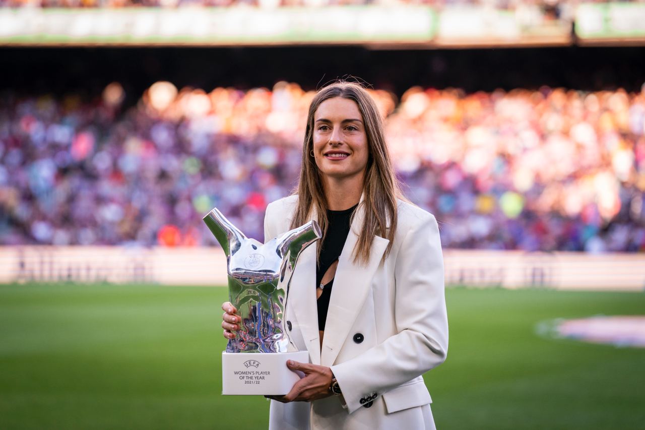 Alexia présente son Trophée de Meilleure Joueuse UEFA de l'année au ...