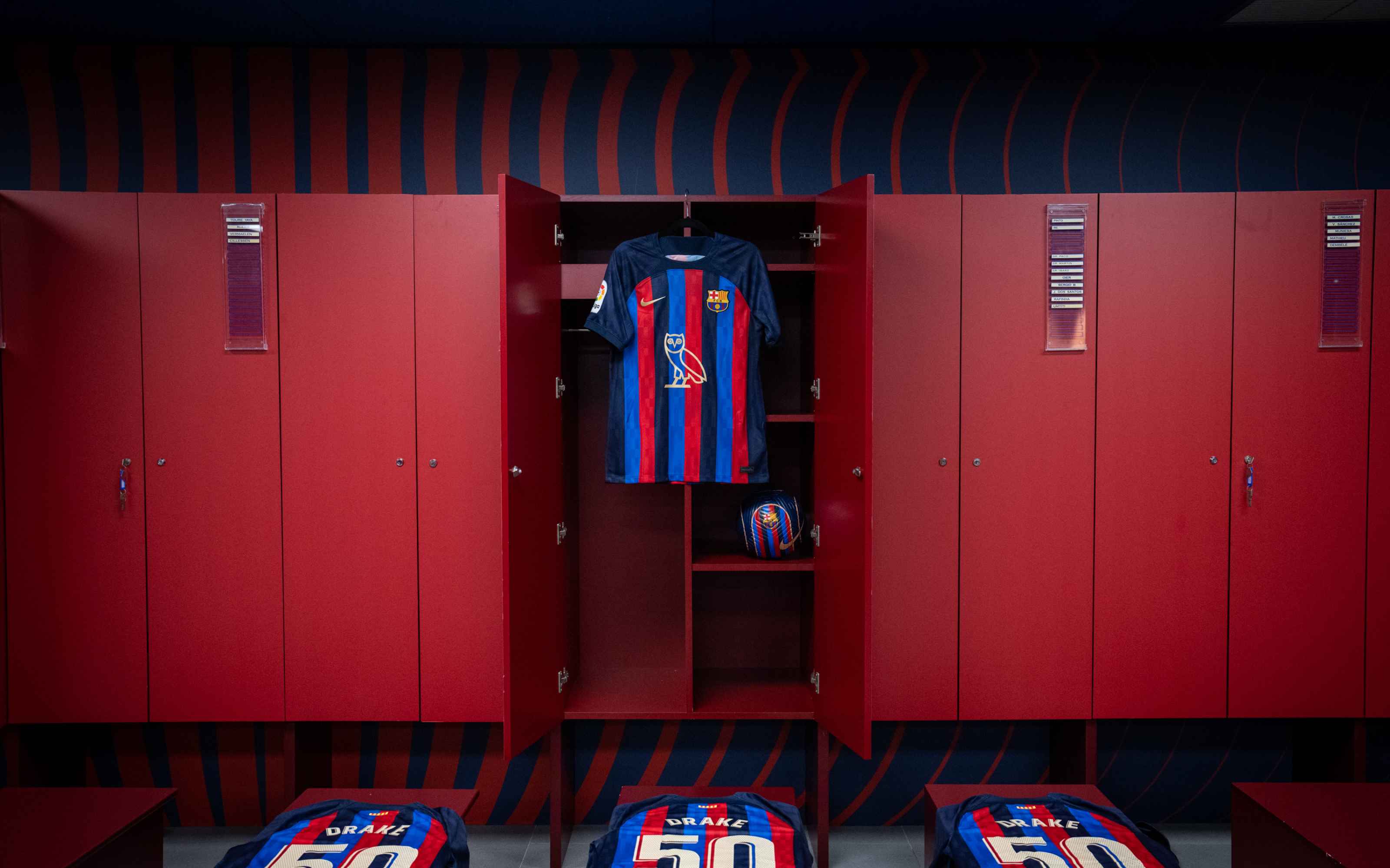 El emblema de Drake en el frontal de la camiseta