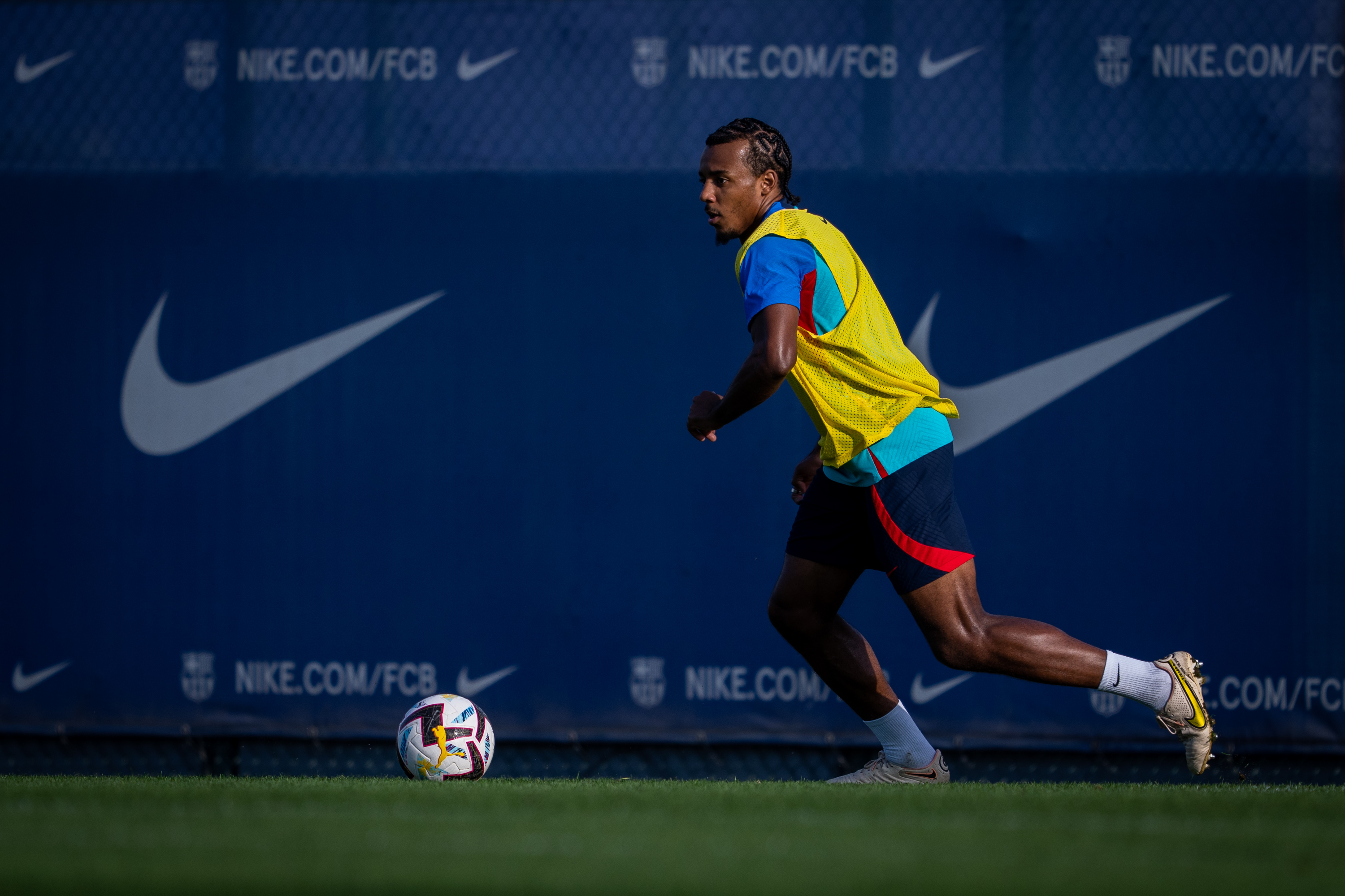 Kounde, novedad en la convocatoria para el Clásico