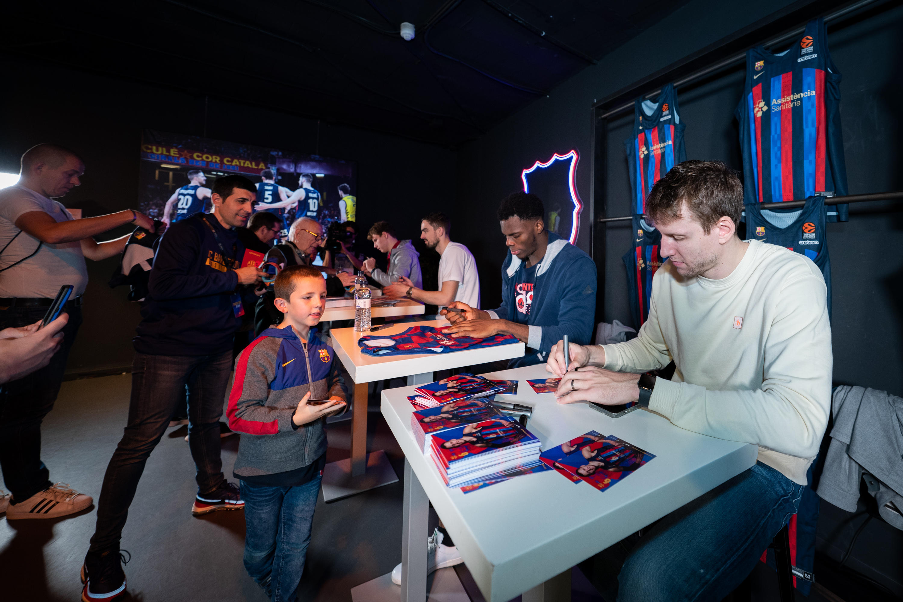 Autograph session after FC Barcelona v Breogán