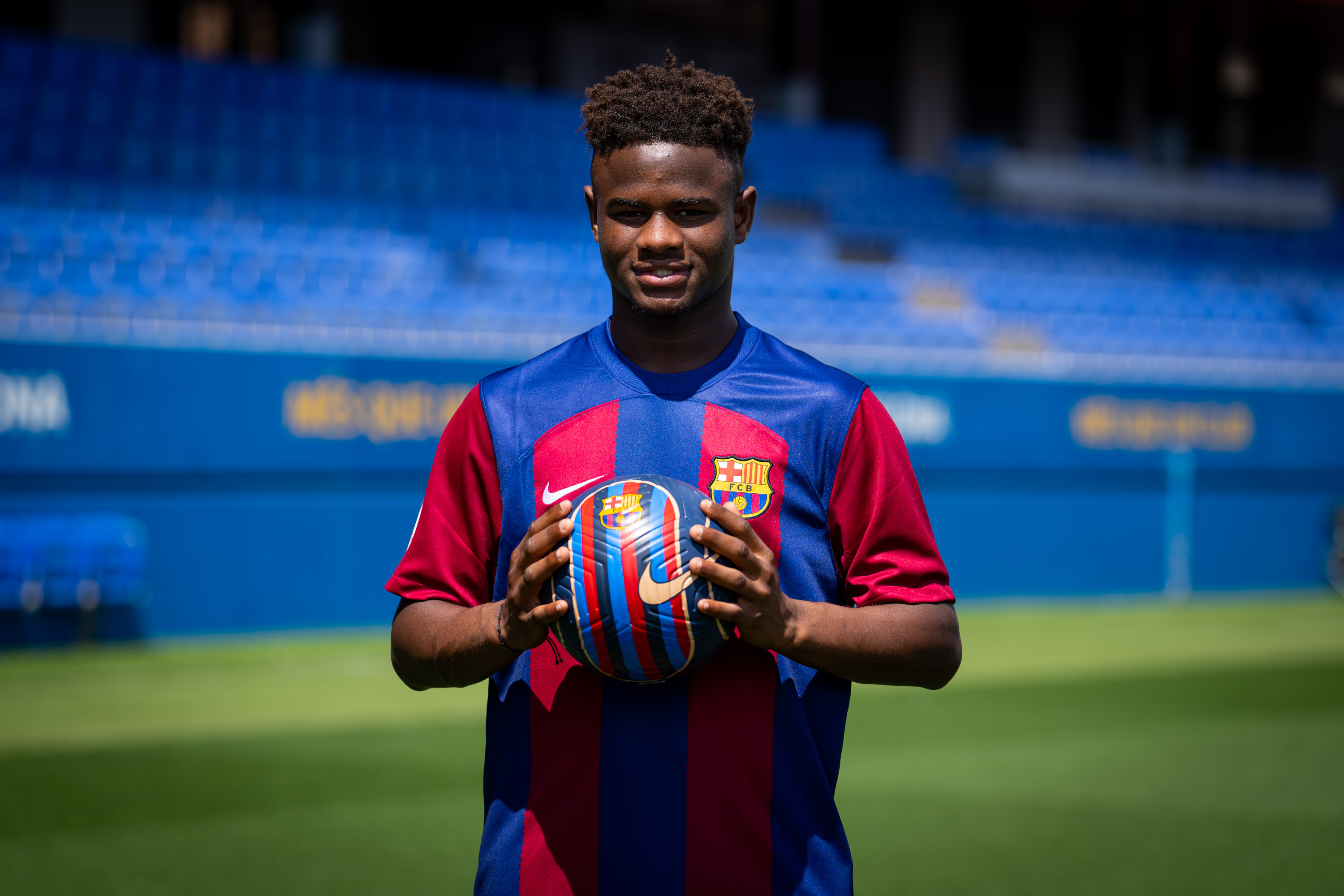 Mikayil Faye signs for Barça Atlètic