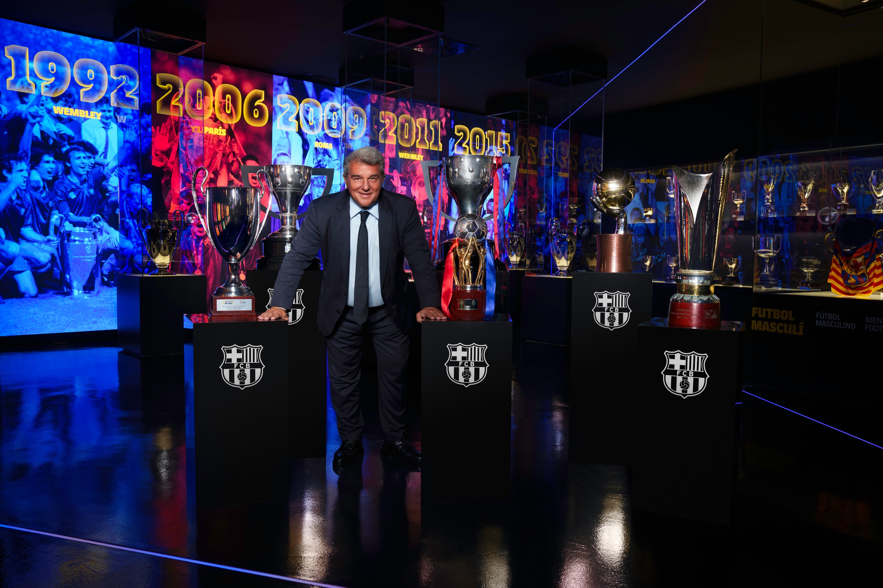 Joan Laporta pose pour une photo historique