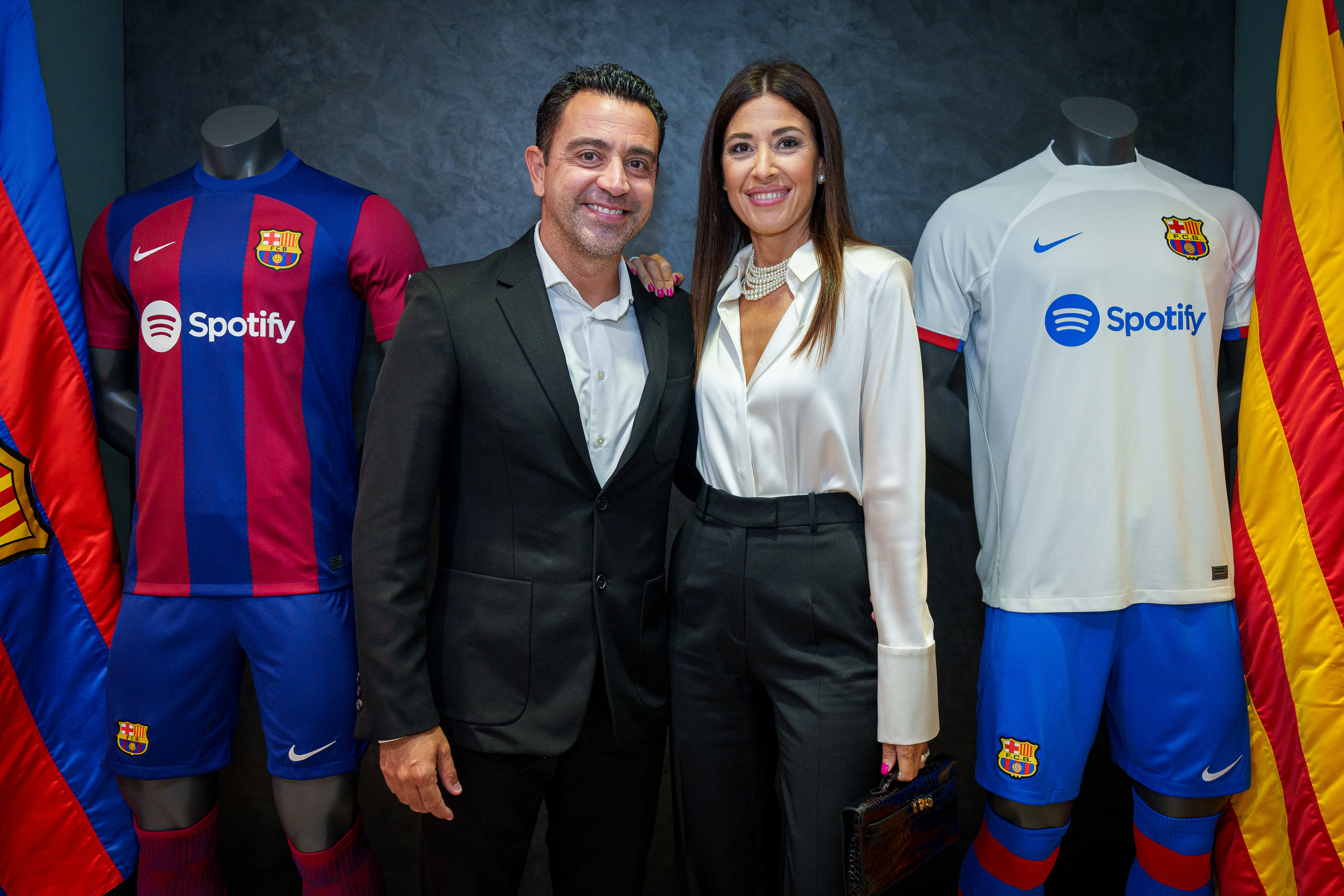 Xavi signs new contract