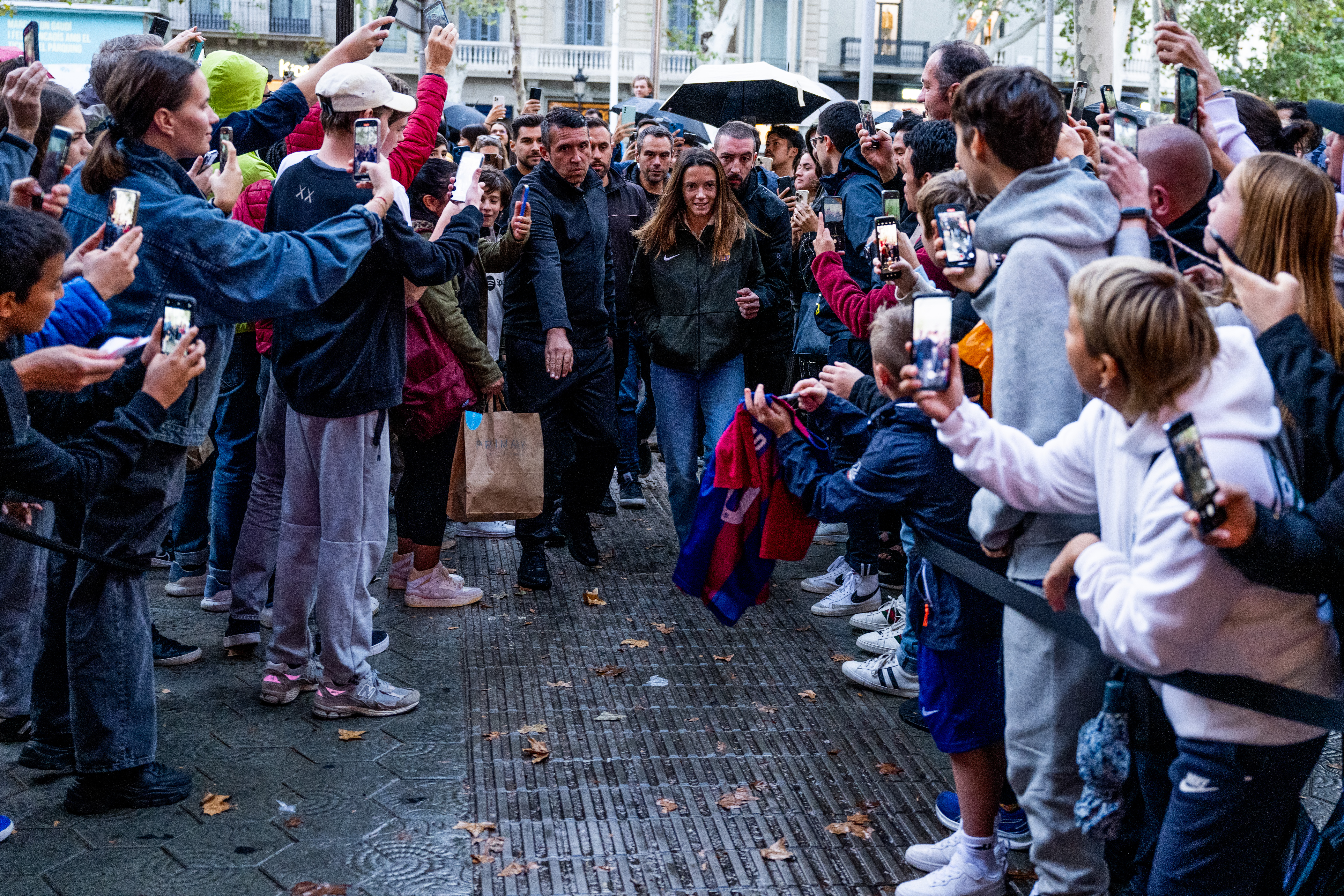 A multitude of fans gather to meet Aitana Bonmatí at the Passeig de ...