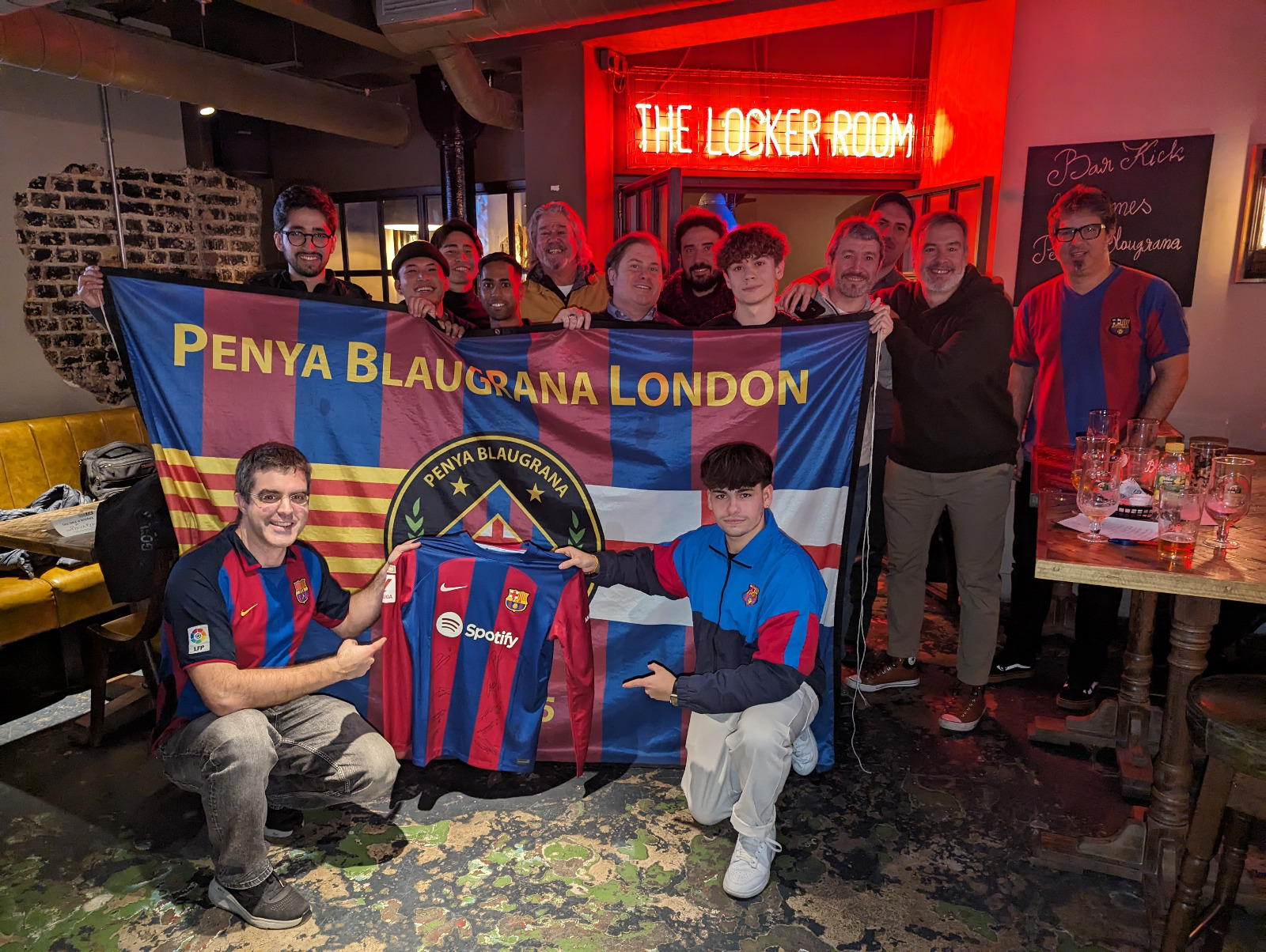 Barça fans and the Club show solidarity with the London Supporters' Club