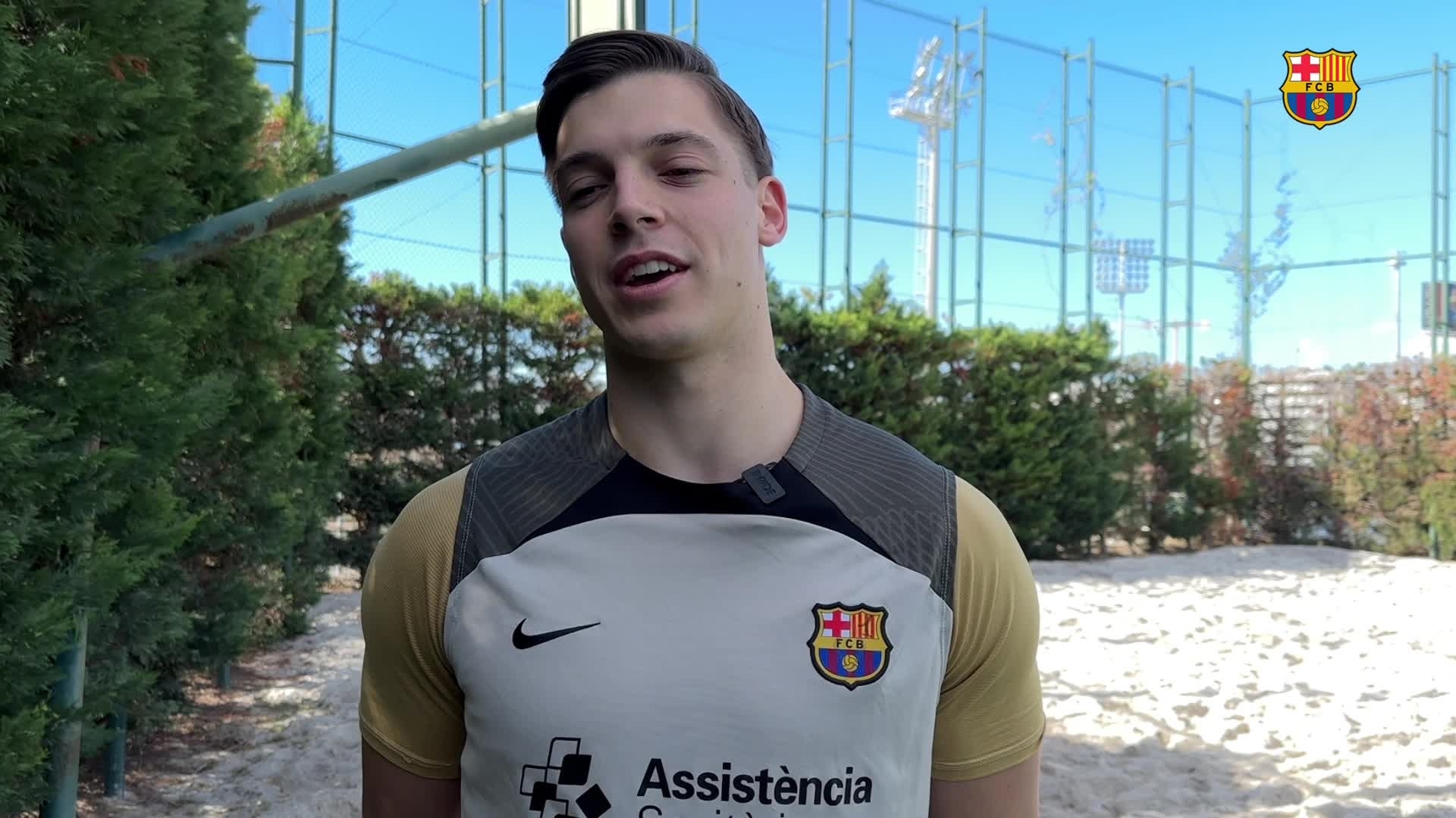 Domen Makuc ja treballa a la sorra