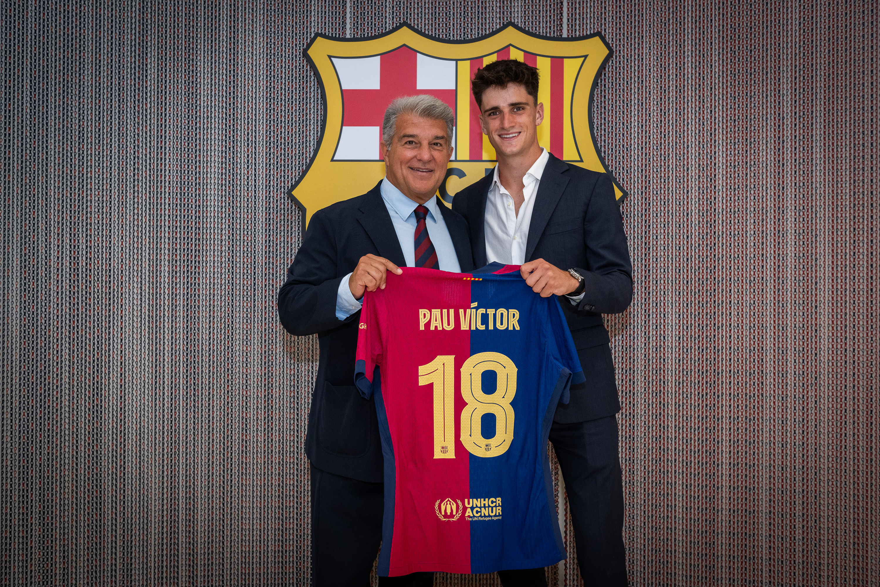 Pau Víctor signa el seu contracte amb el primer equip