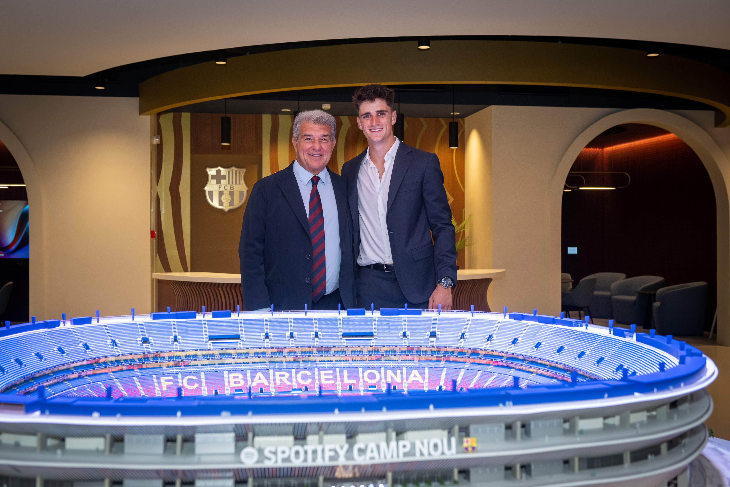 Pau Víctor signs first team contract