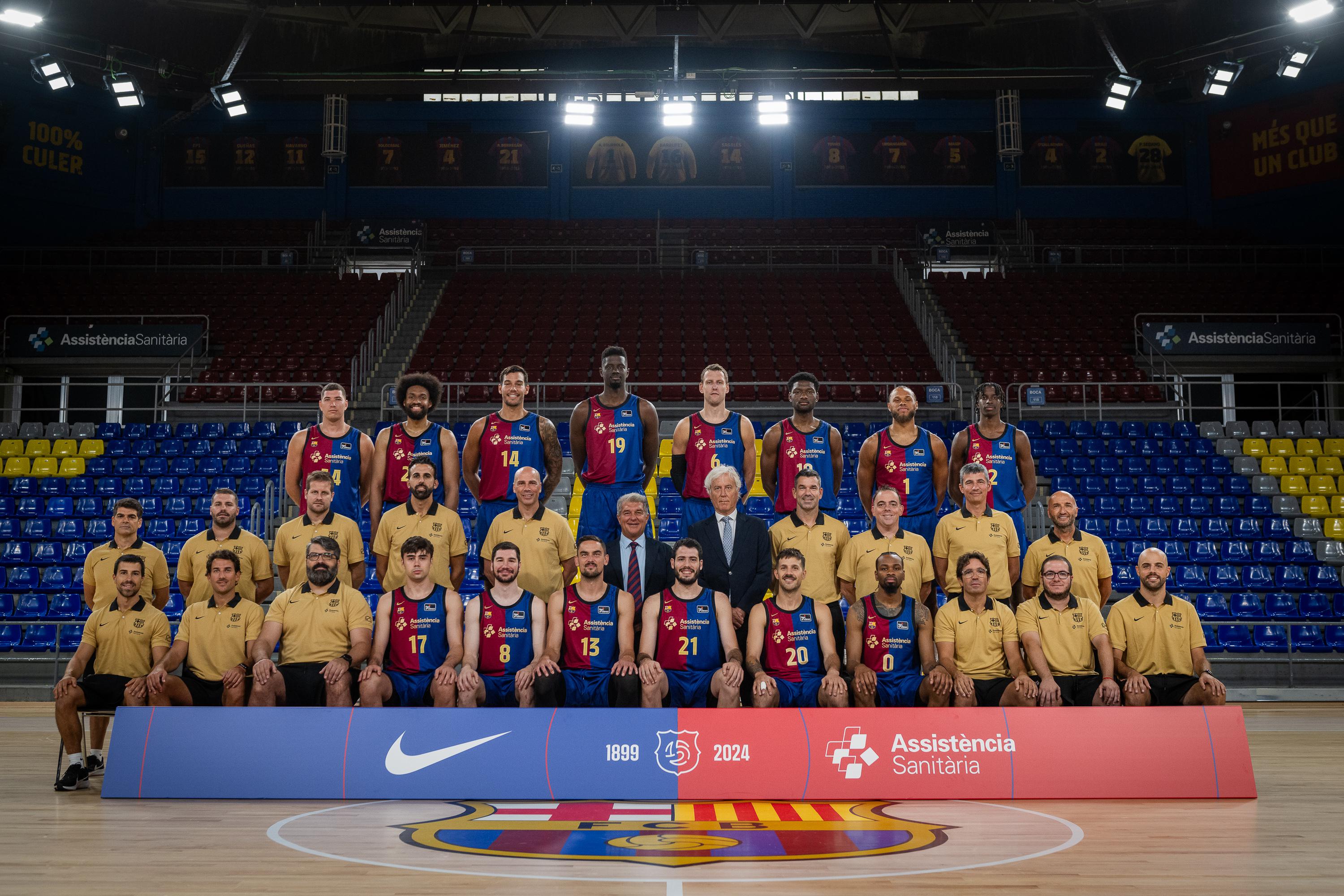 Official Barça basketball team photograph before trip to China