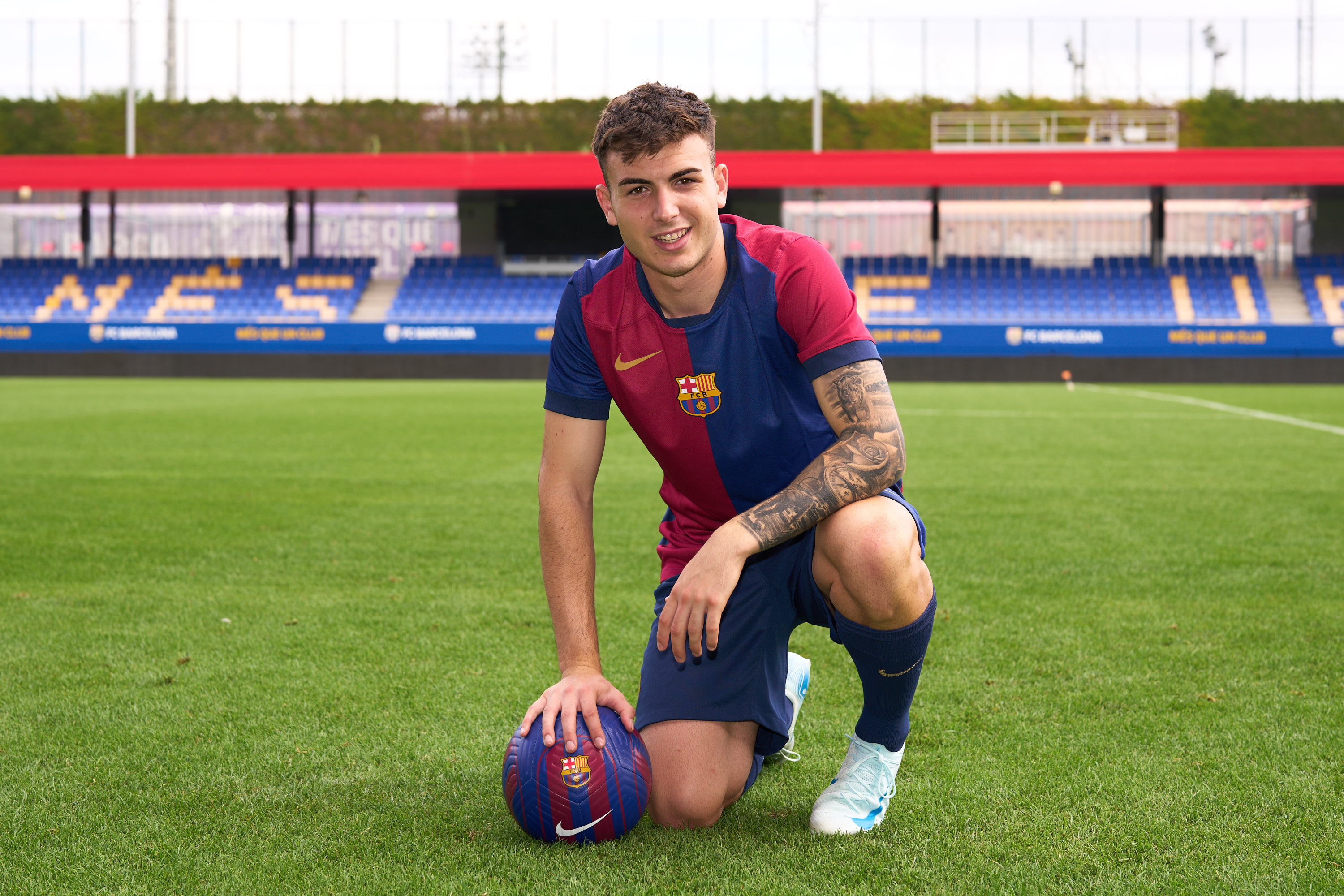 La presentación de Víctor Barberá con el Barça Atlètic (27-08-24)