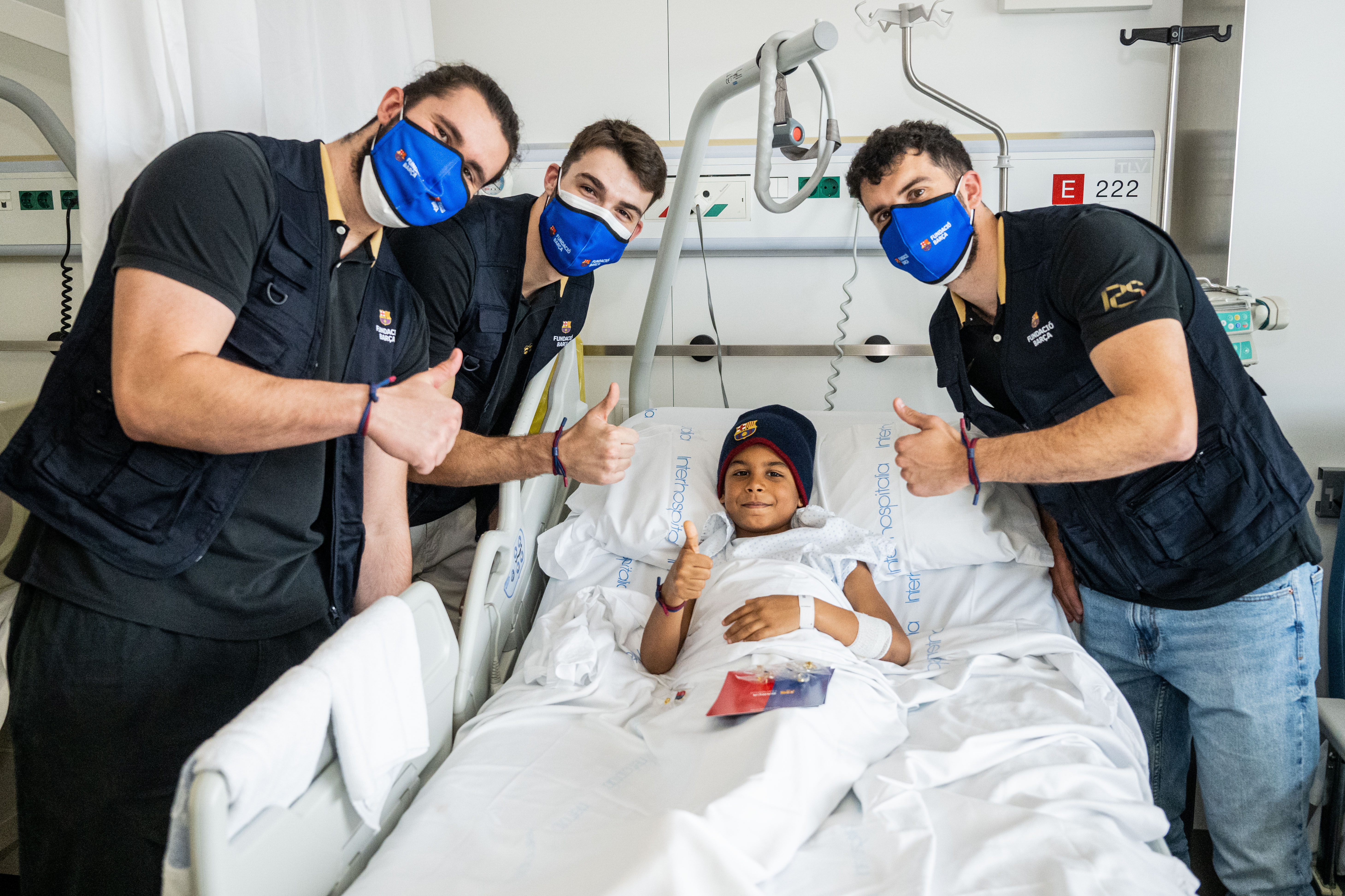 El handbol blaugrana porta les Polseres Blaugranes de la Fundació Barça ...