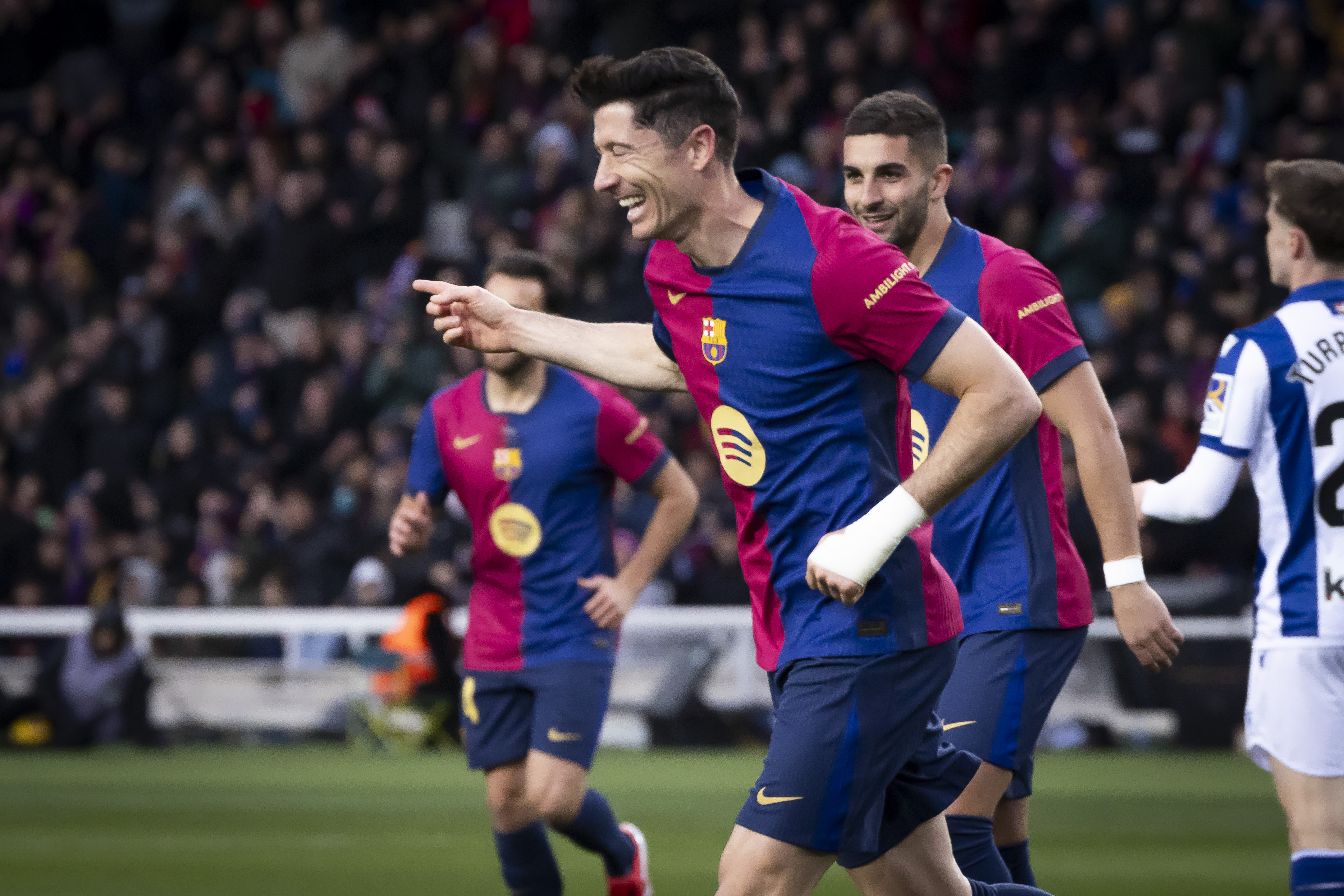 Lewandowski extends lead as league top scorer
