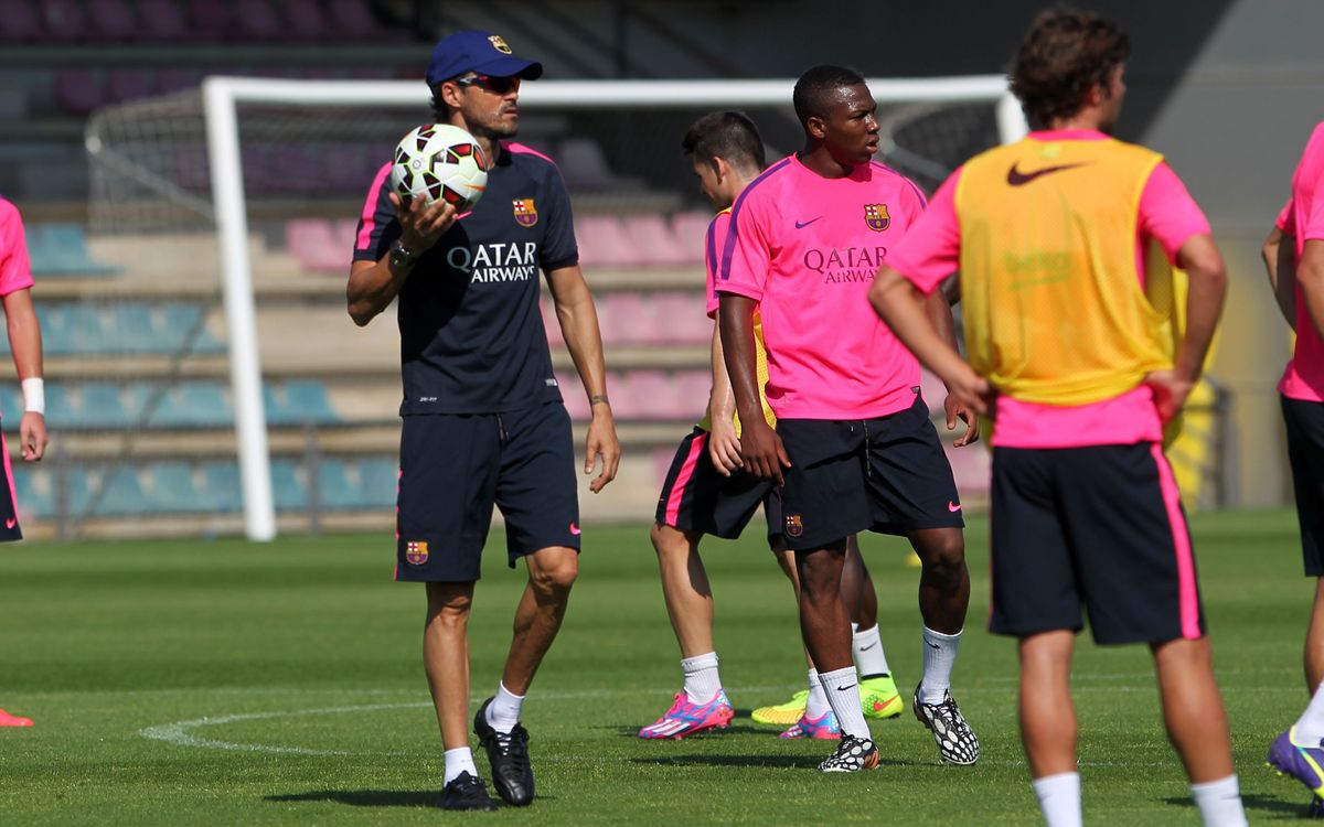 Training session with 8 first team players and 15 Barça B players