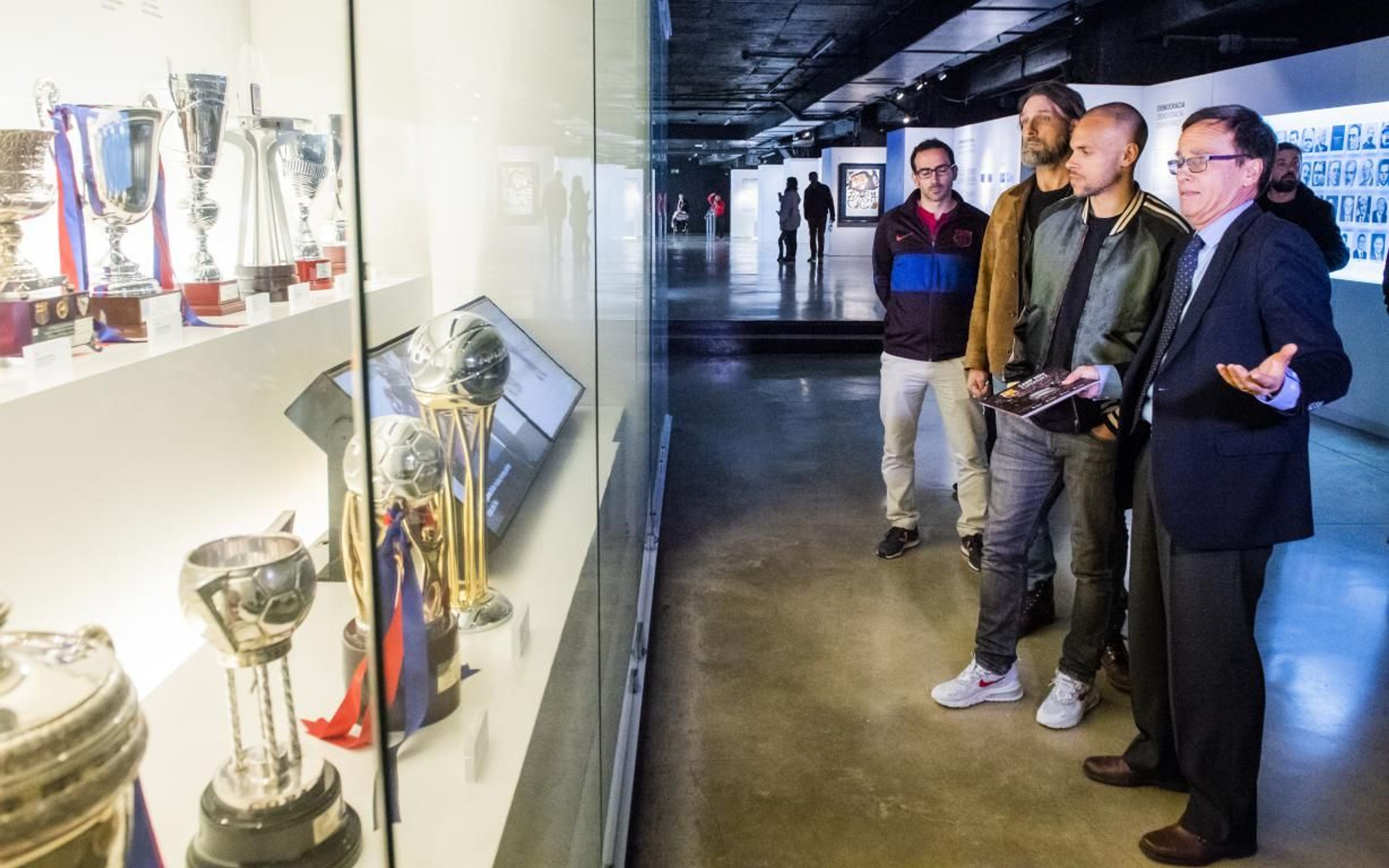 Braithwaite visite le Musée du Barça