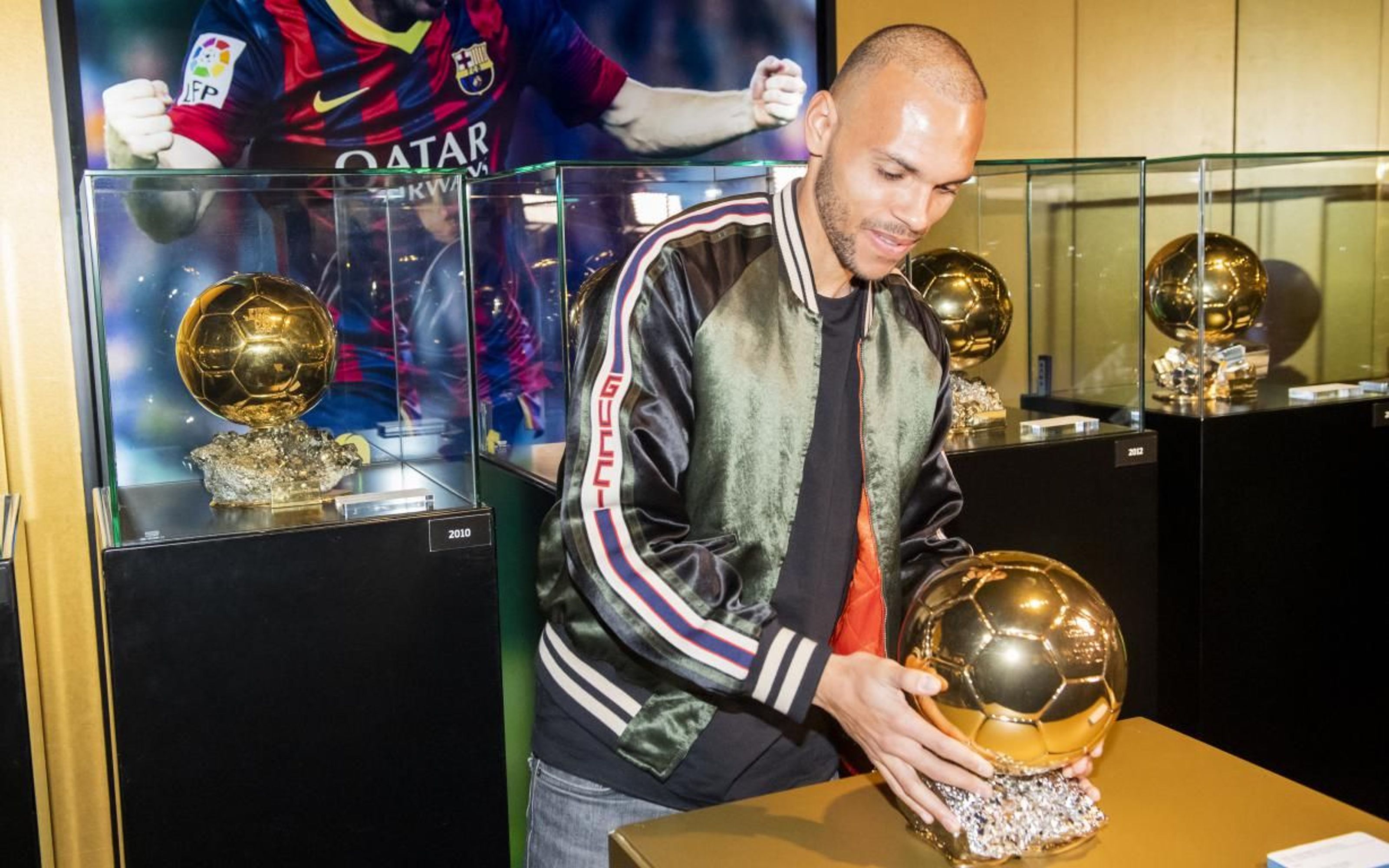Braithwaite visite le Musée du Barça