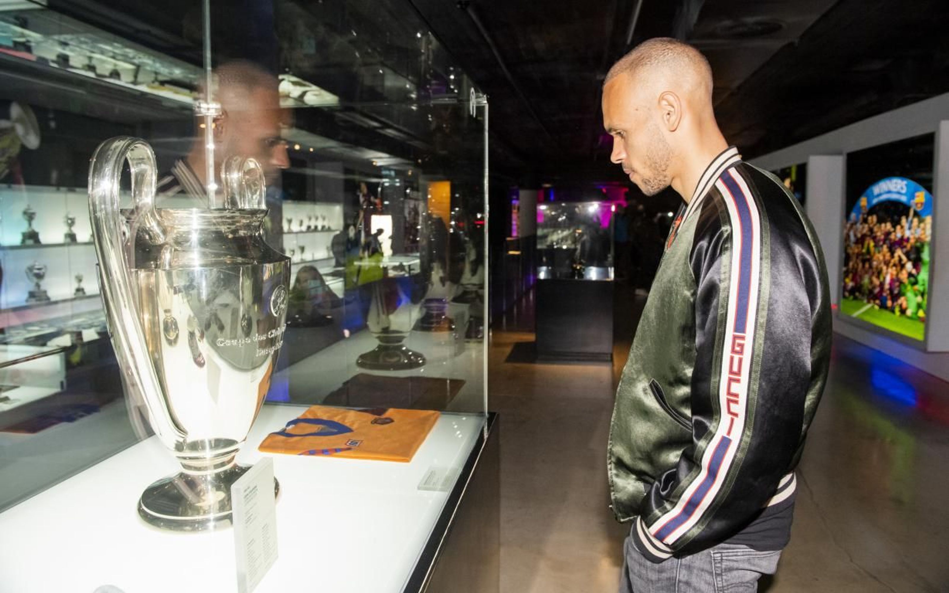 Braithwaite visite le Musée du Barça