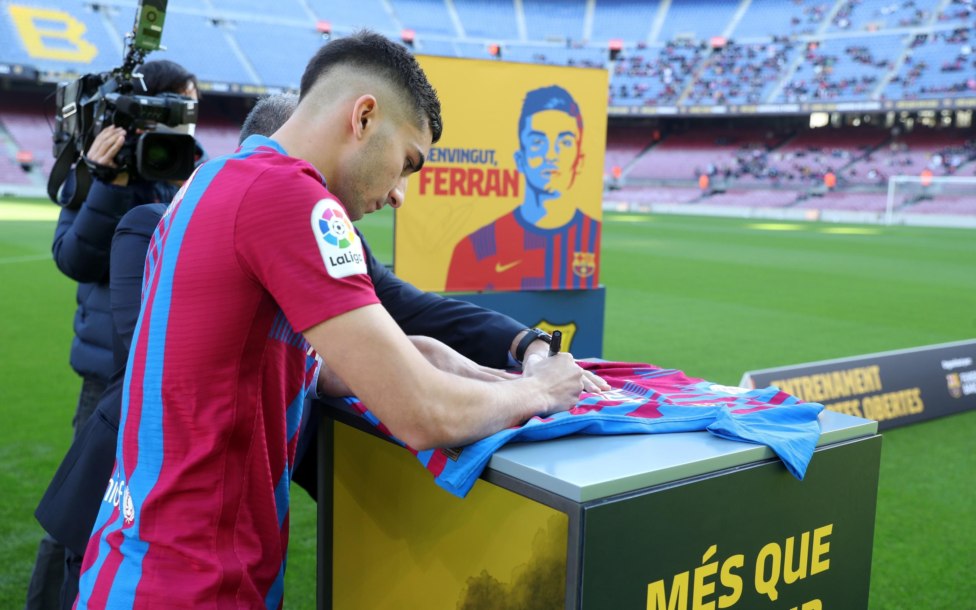 Ferran Torres presentation in photos