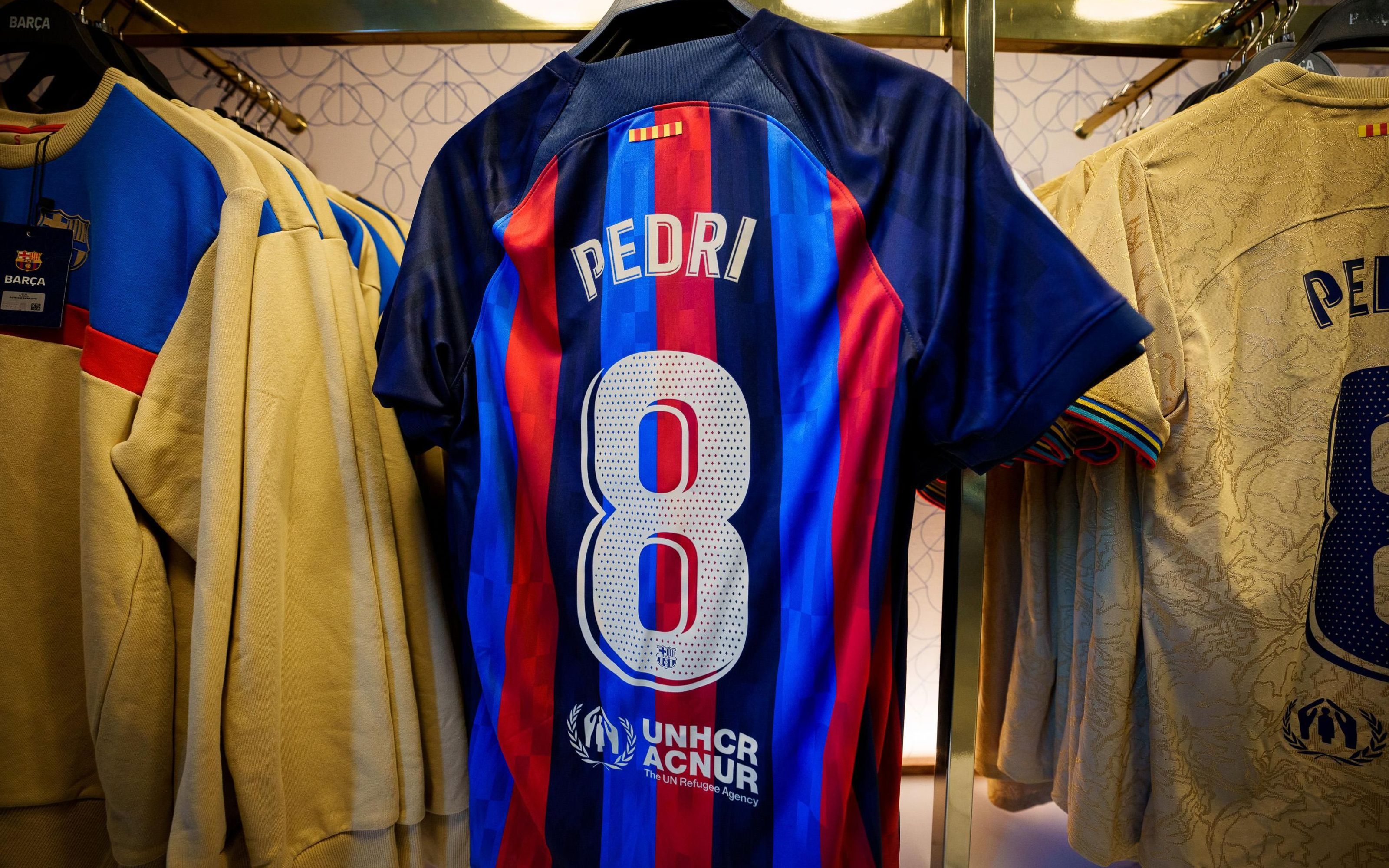 Pedri pose avec son nouveau numéro '8'