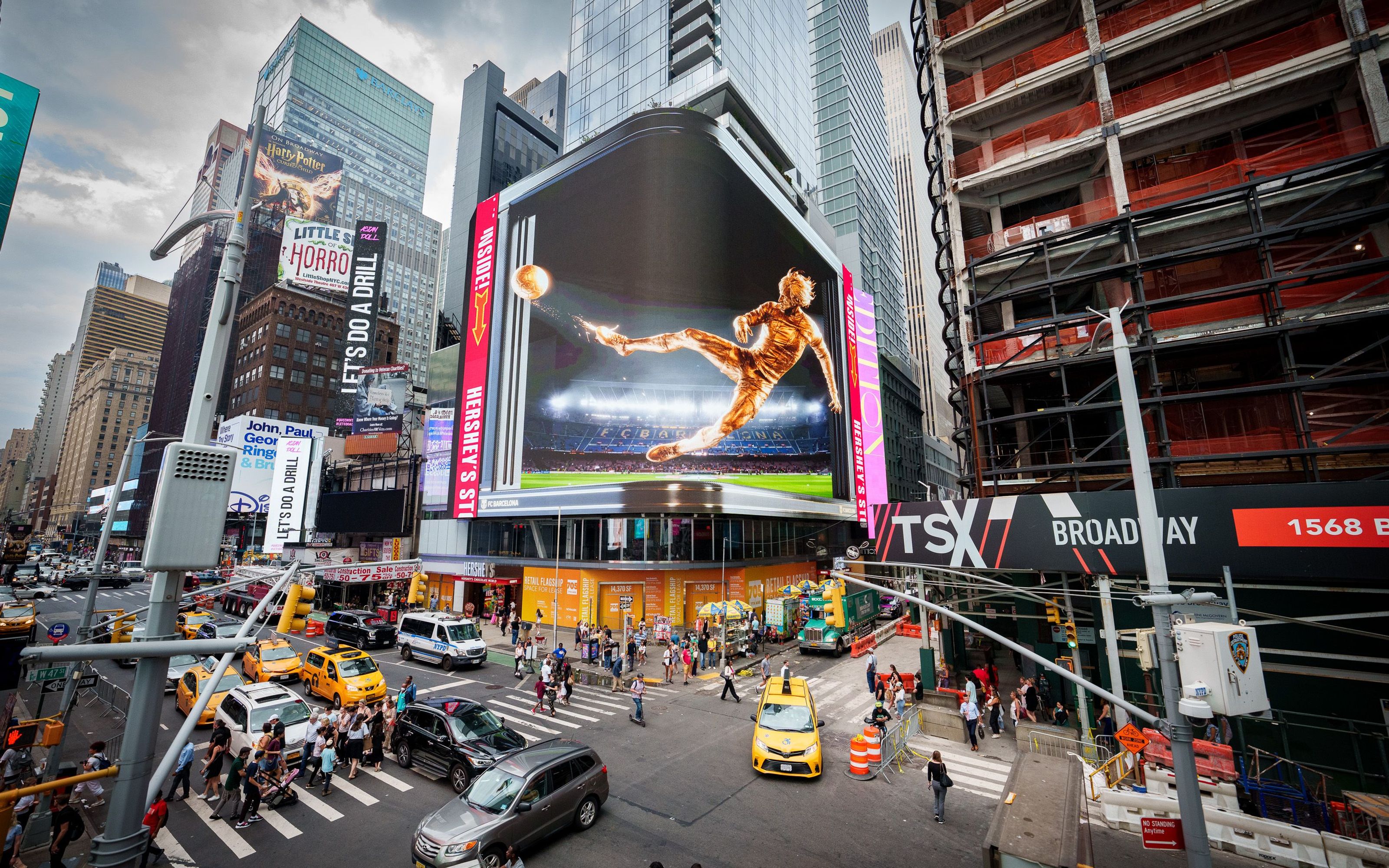 Times Square breathes Barça
