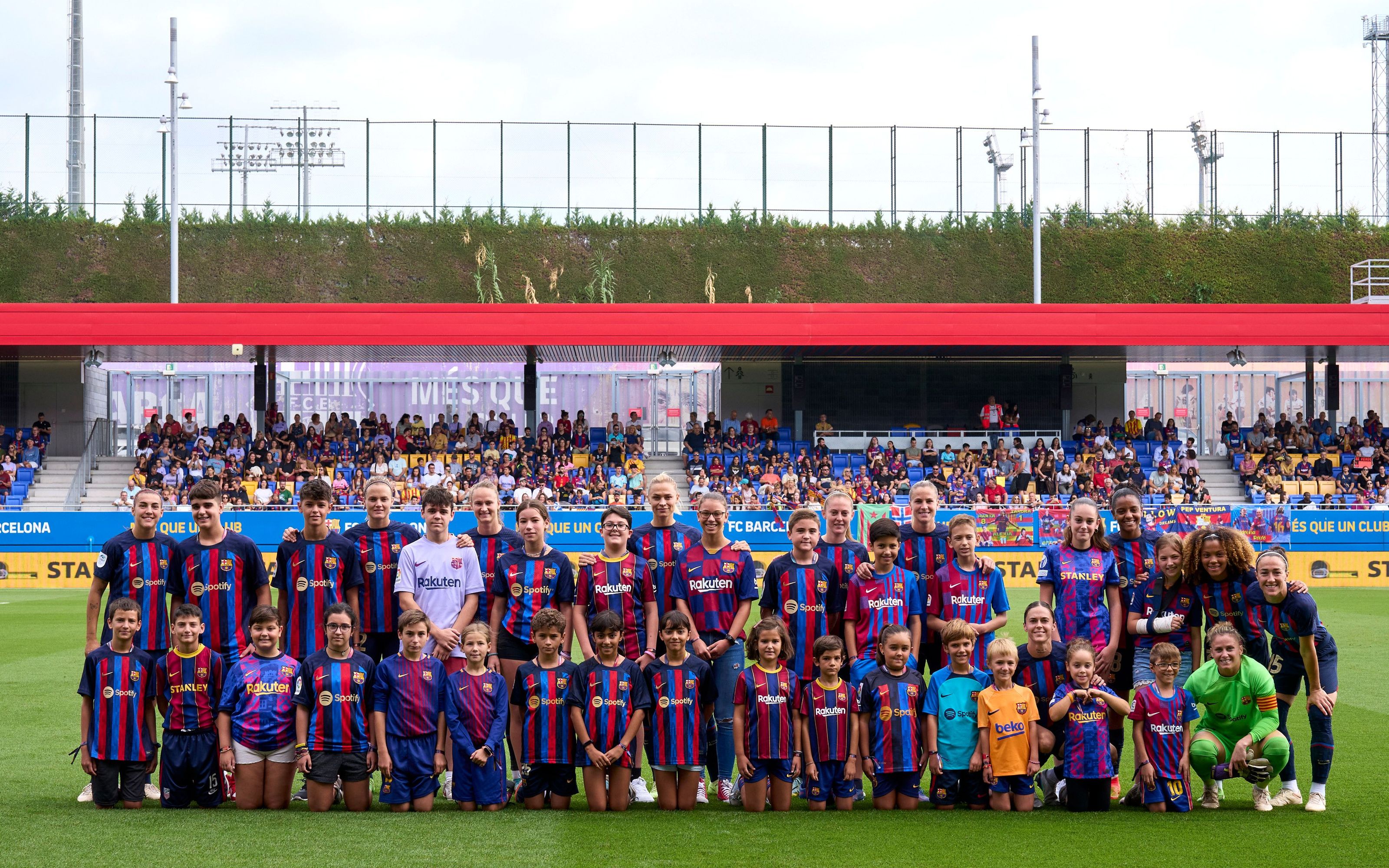 Fotografía niños y niñas Fútbol 1r equipo femenino FC BARCELONA - UDG TENERIFE 17/9