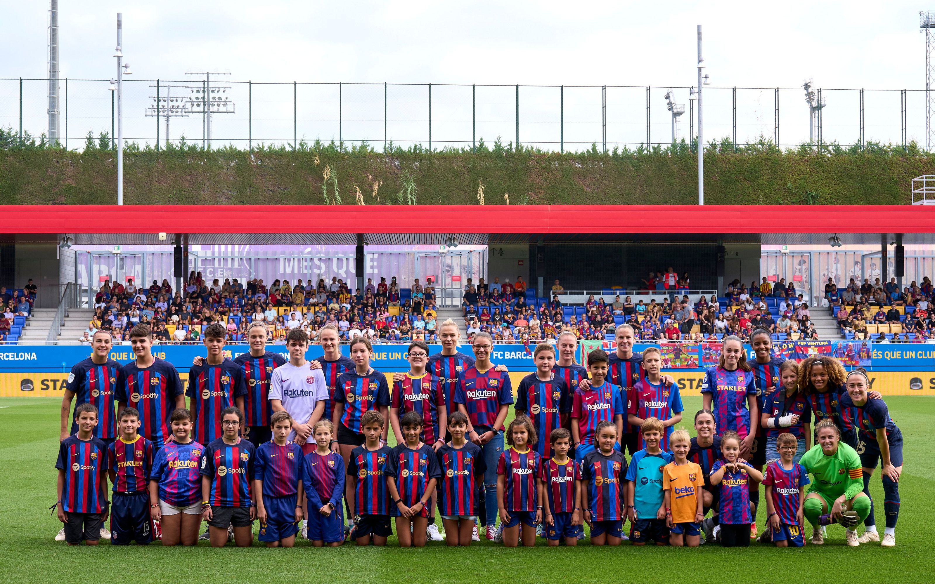 Fotografía niños y niñas Fútbol 1r equipo femenino FC BARCELONA - UDG TENERIFE 17/9