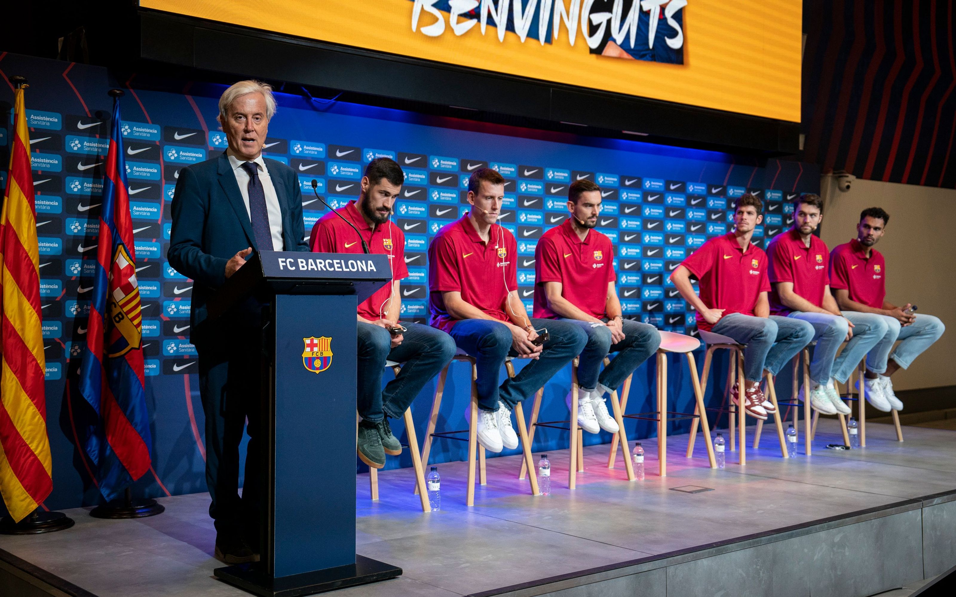 Presentation of the six new signings in photos