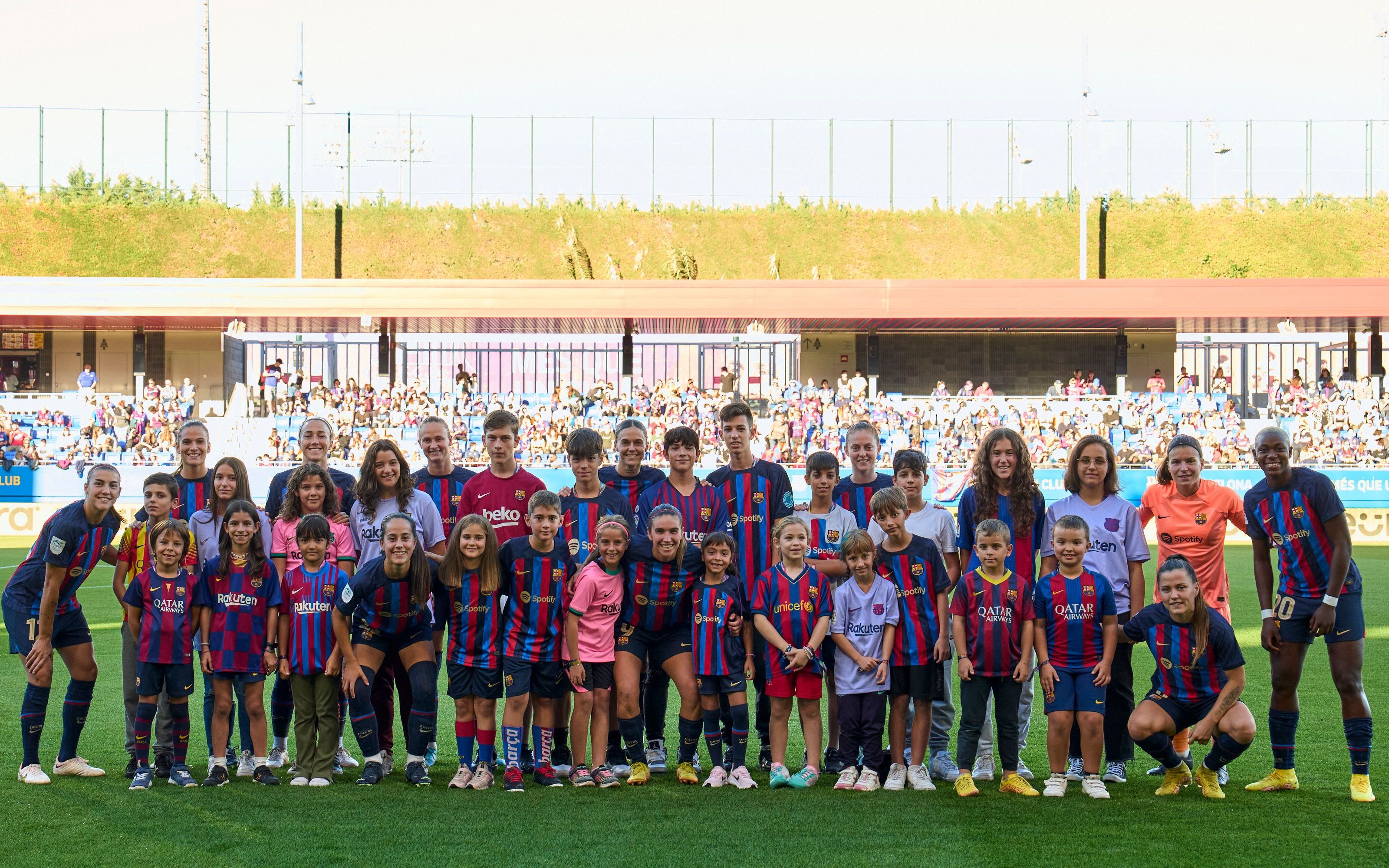 Fotografía niños y niñas Fútbol 1r equipo femenino FC BARCELONA - MADRID CFF 1/10