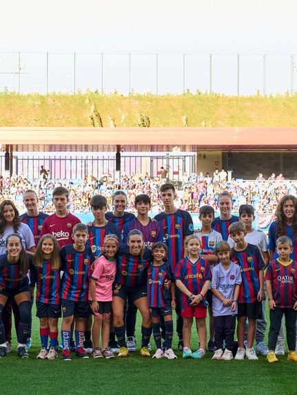 Fotografía niños y niñas Fútbol 1r equipo femenino FC BARCELONA - MADRID CFF 1/10