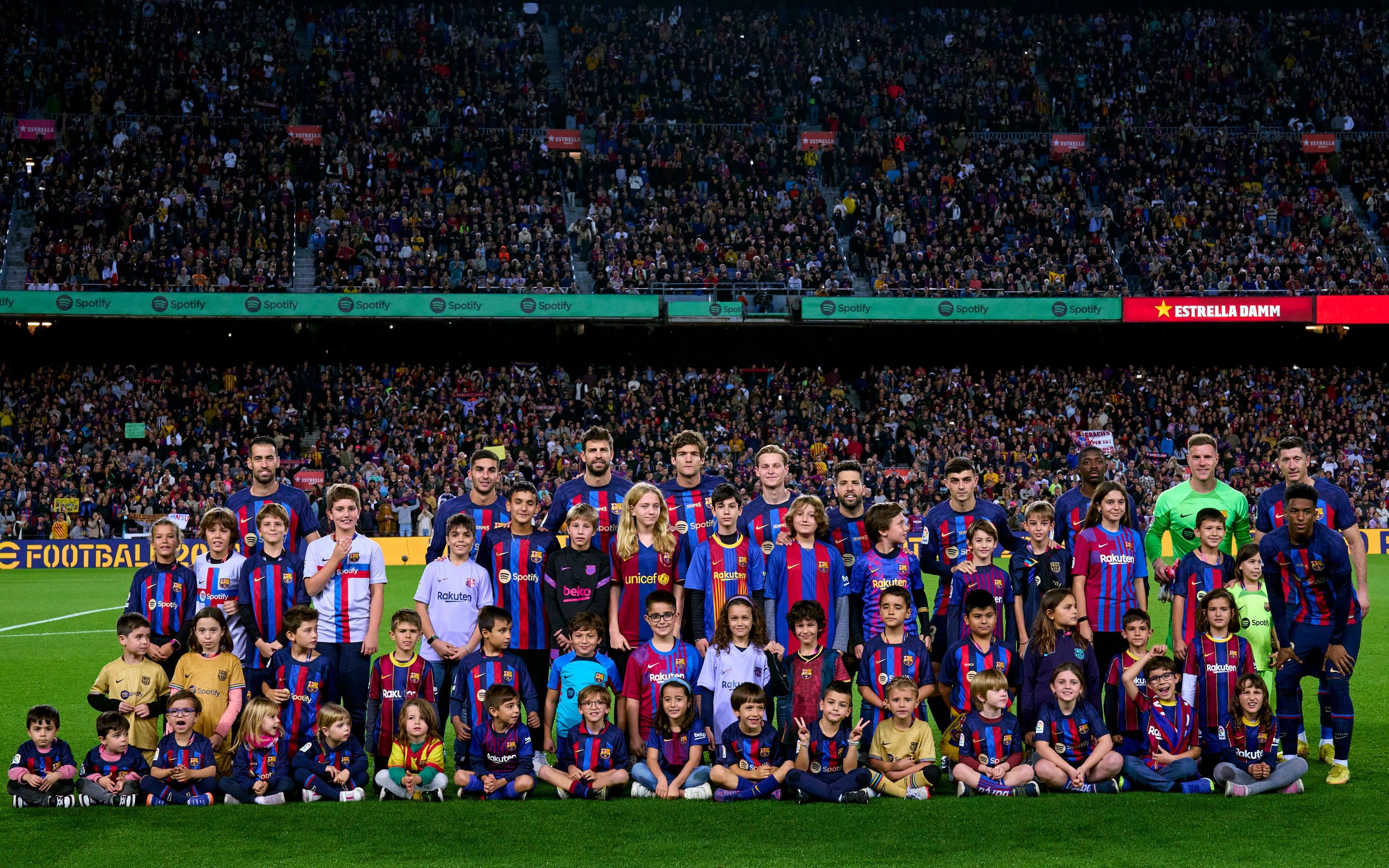 Fotografía niños y niñas Fútbol 1r equipo masculino FC BARCELONA - ALMERÍA 05/11