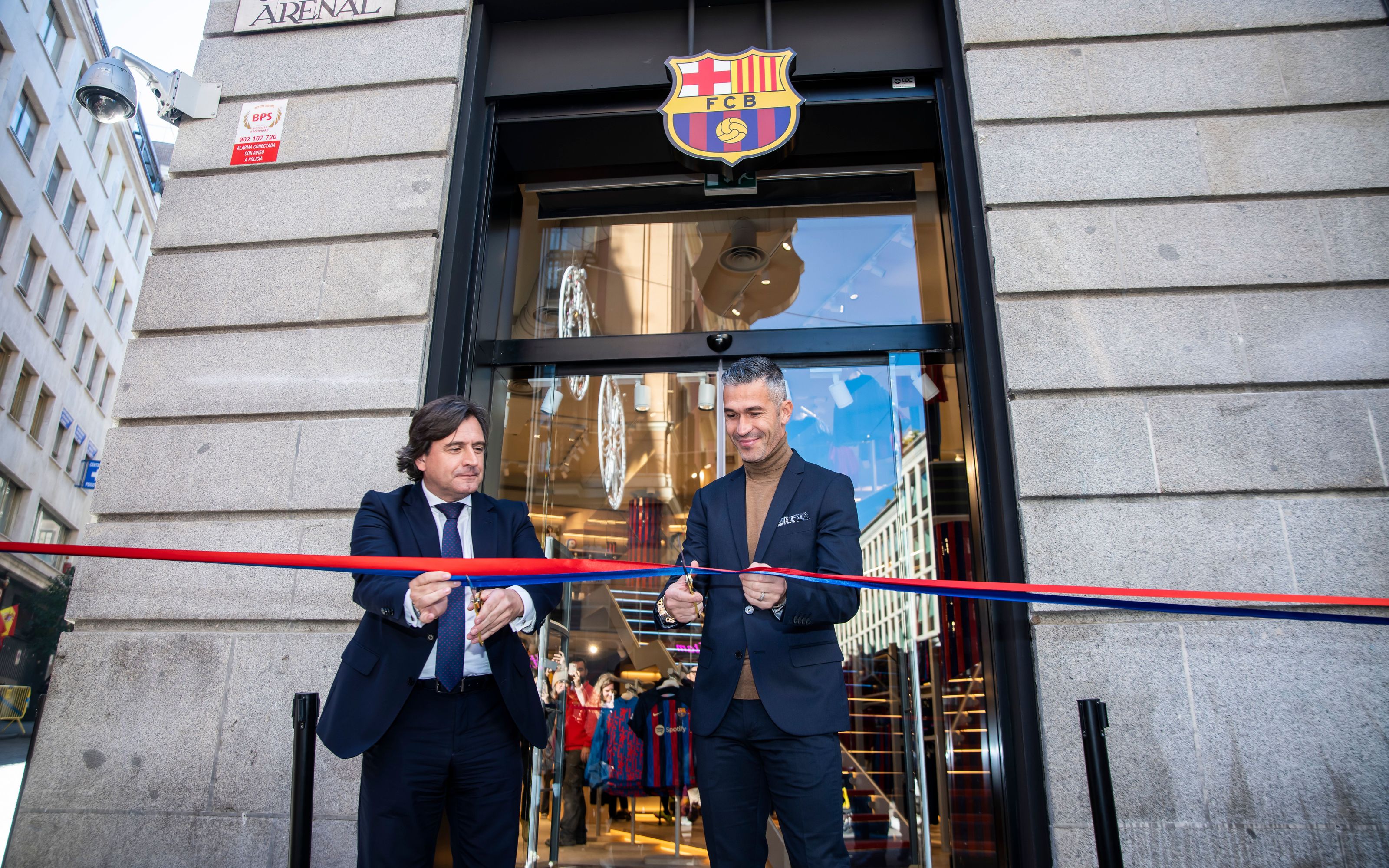 El FC Barcelona inaugura su primera Barça Store en Madrid