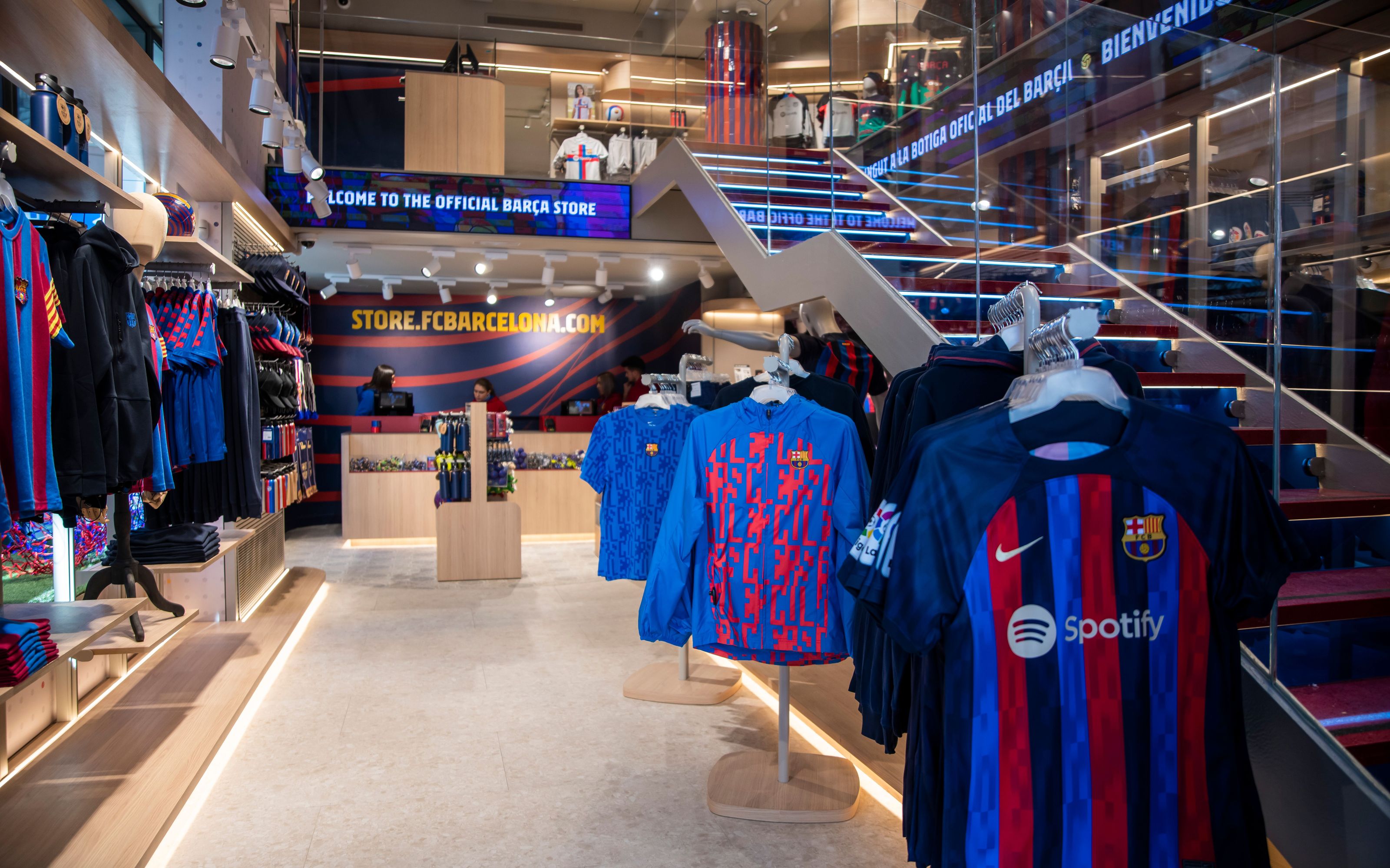 El FC Barcelona inaugura su primera Barça Store en Madrid