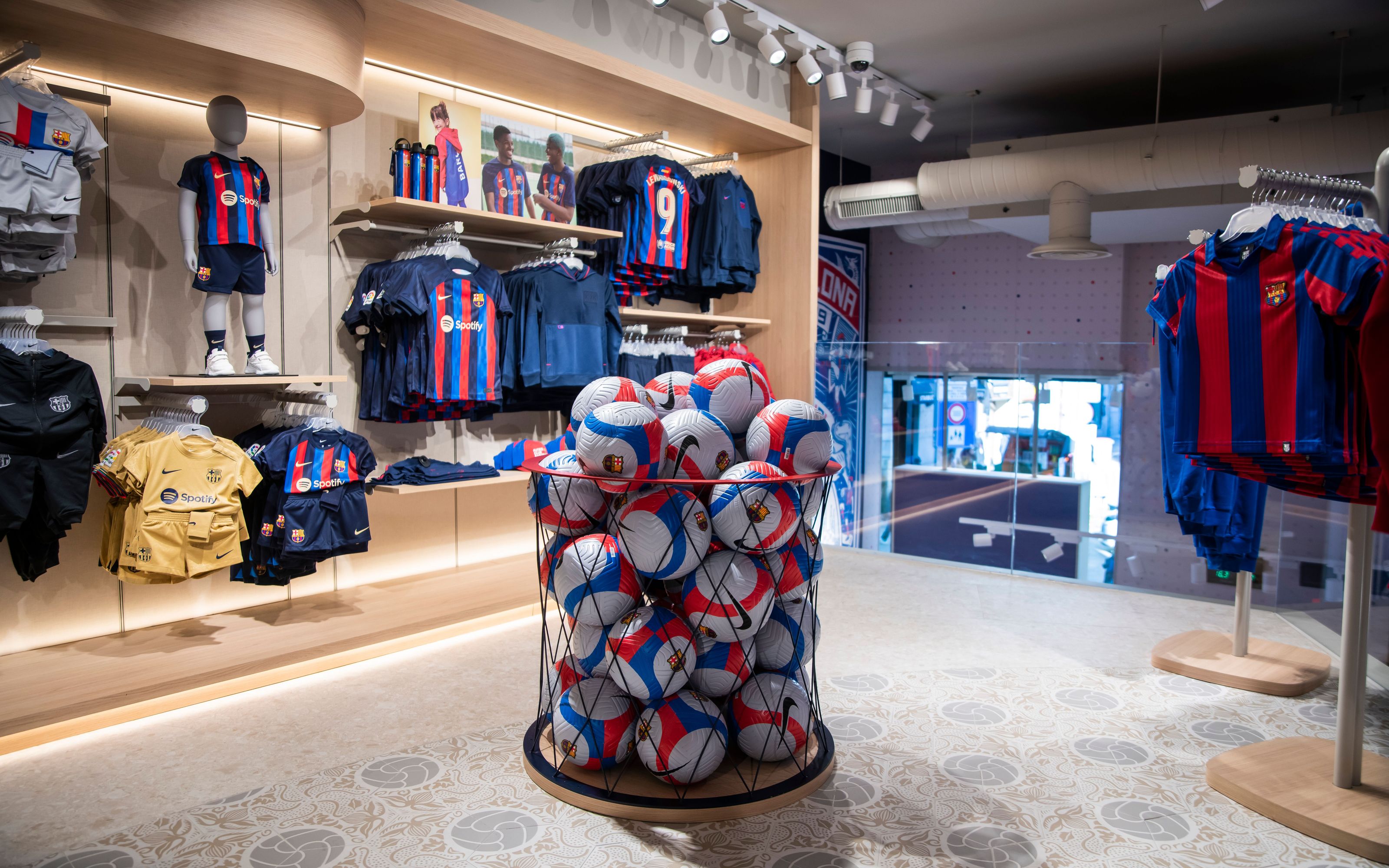 El FC Barcelona inaugura la seva primera Barça Store a Madrid