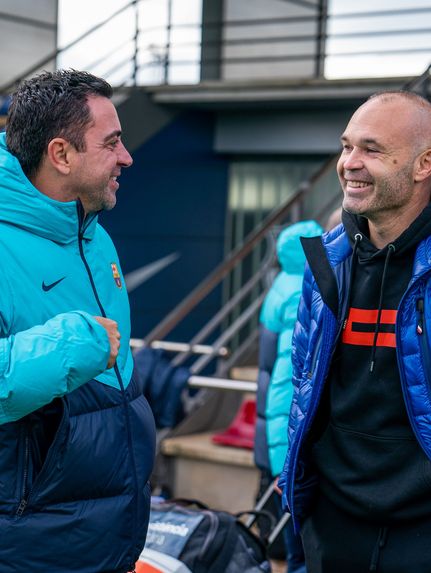 Andrés Iniesta visita el entrenamiento