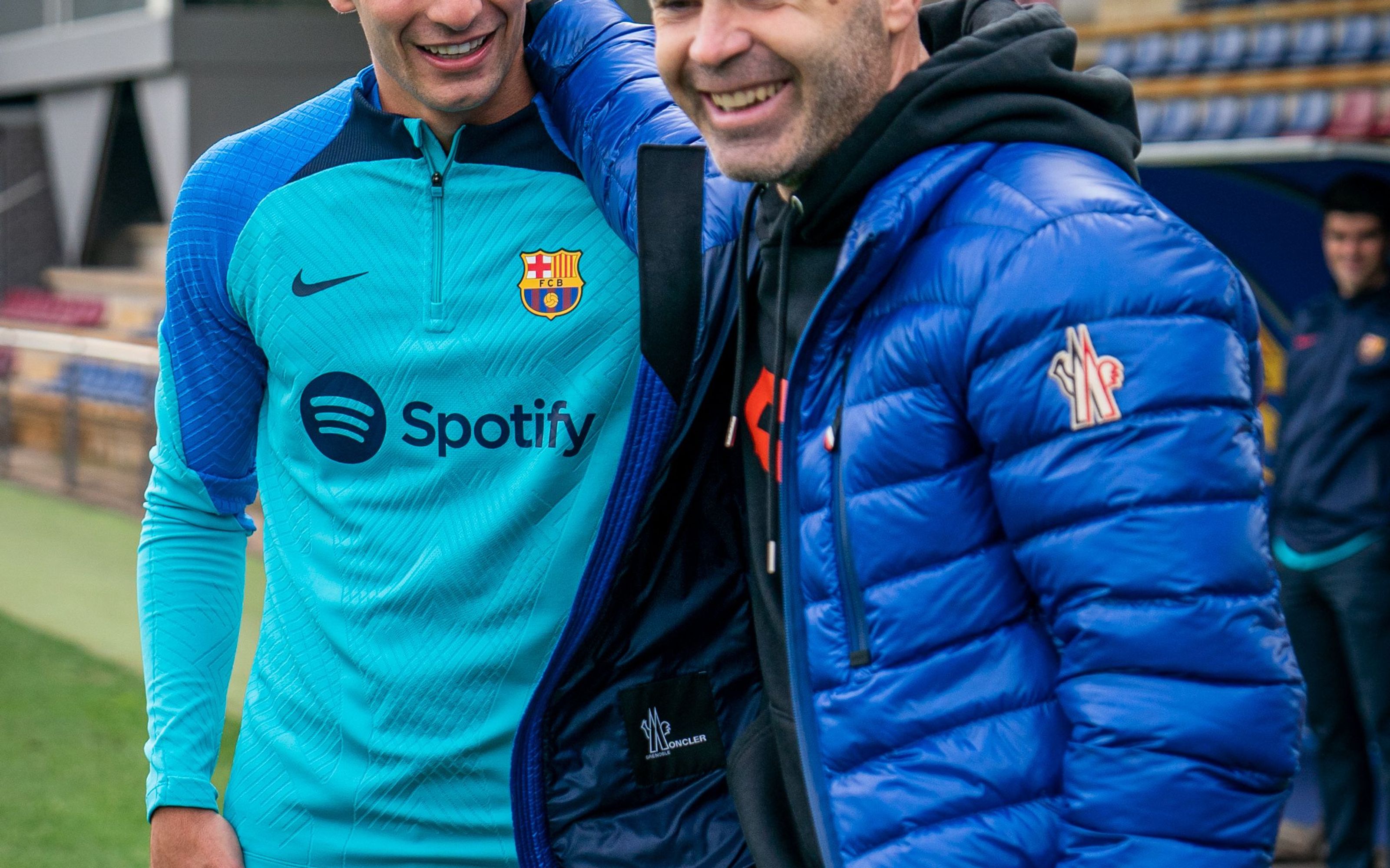 Andrés Iniesta visita el entrenamiento