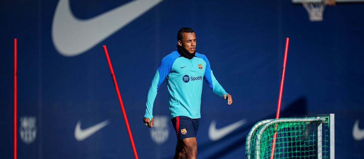 Kounde back at training
