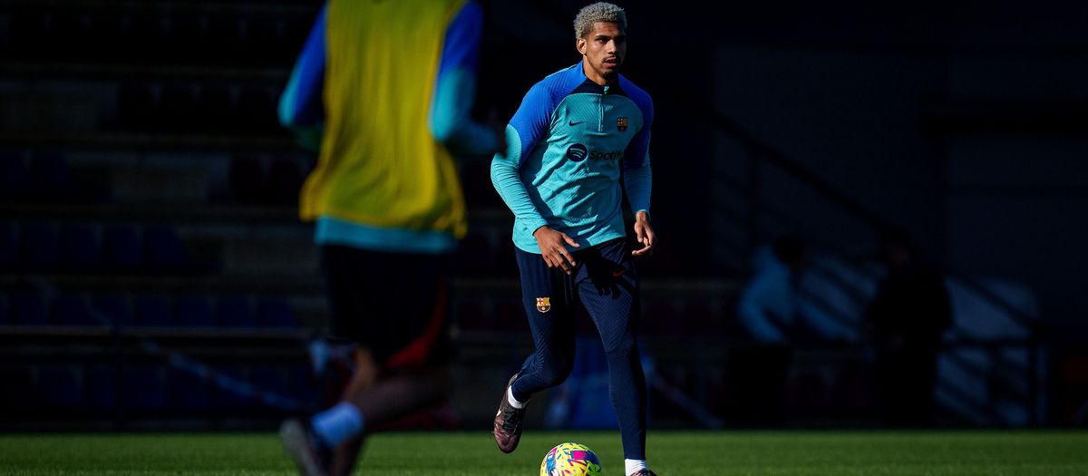 Araujo and Lewandowski in derby squad