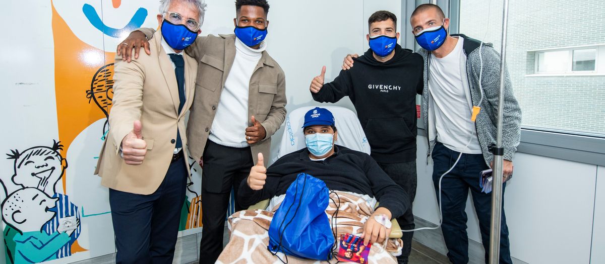 The Barça players visit hospitals in the city