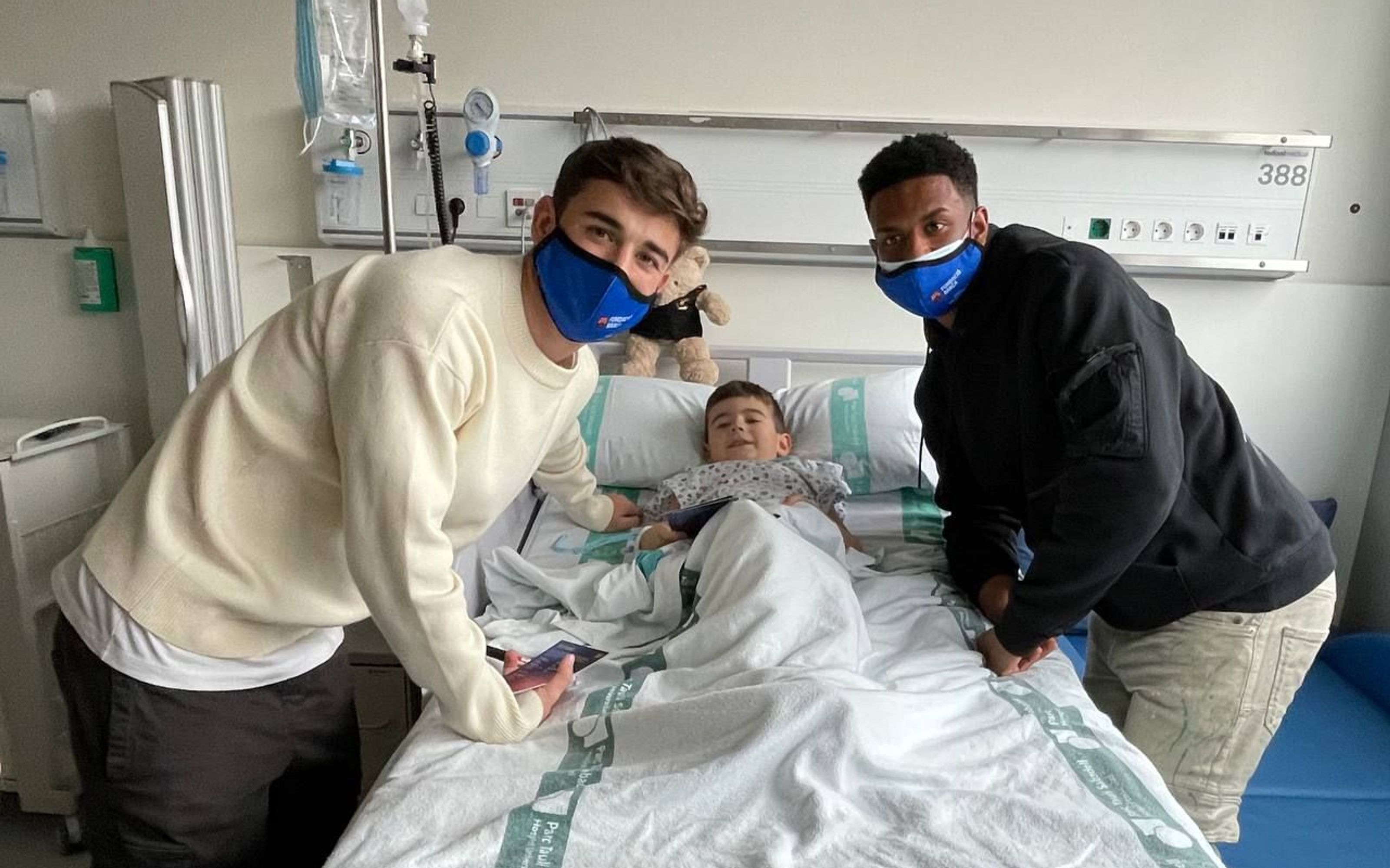 The Barça players visit hospitals in the city
