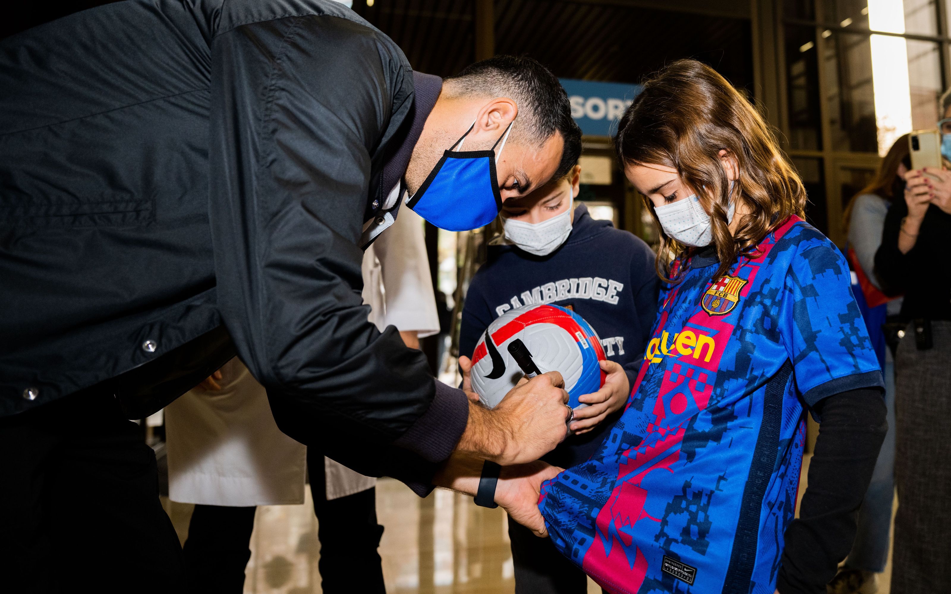 The Barça players visit hospitals in the city