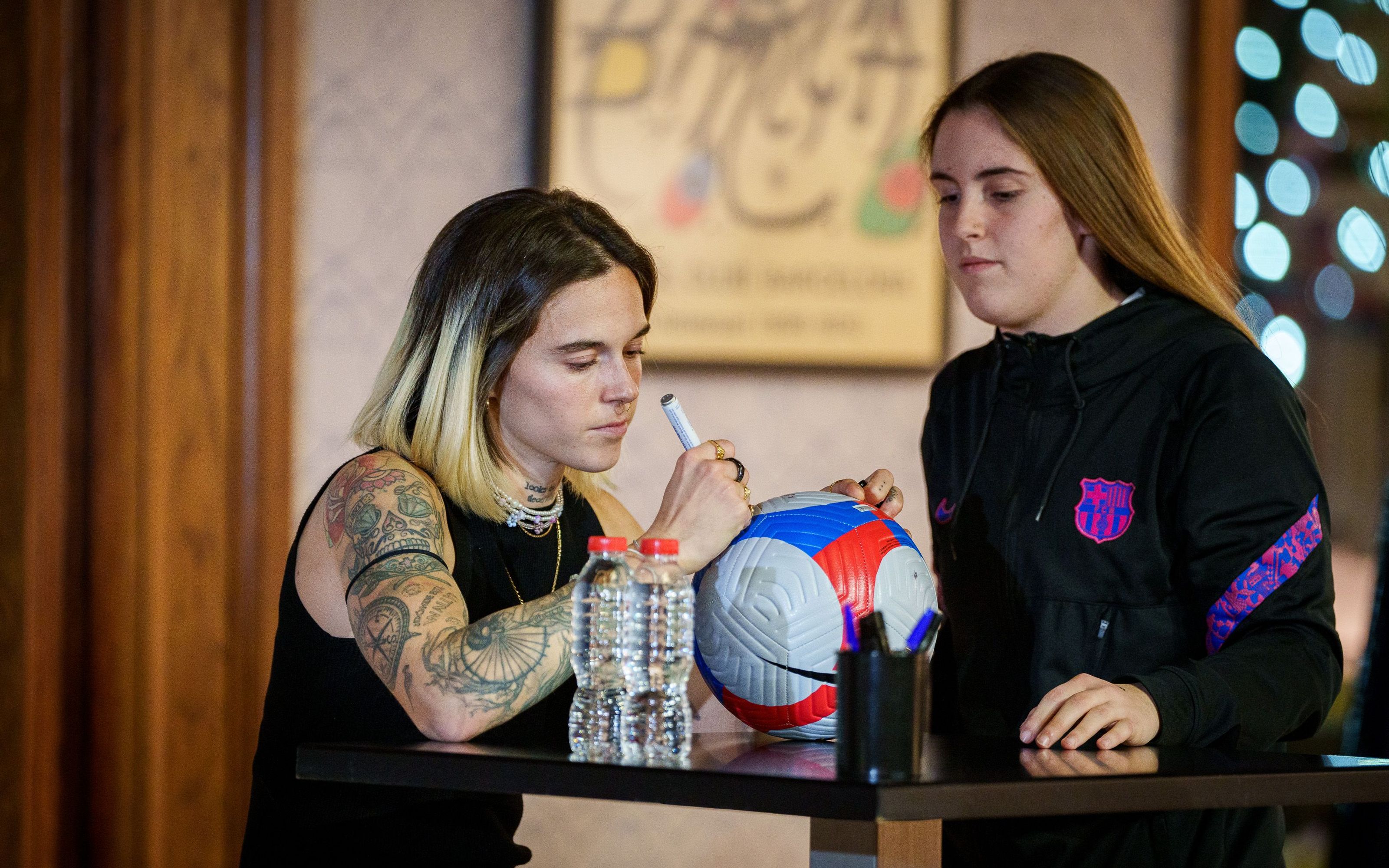 Aitana, Mapi León and Engen meet fans at Barça Store Canaletes