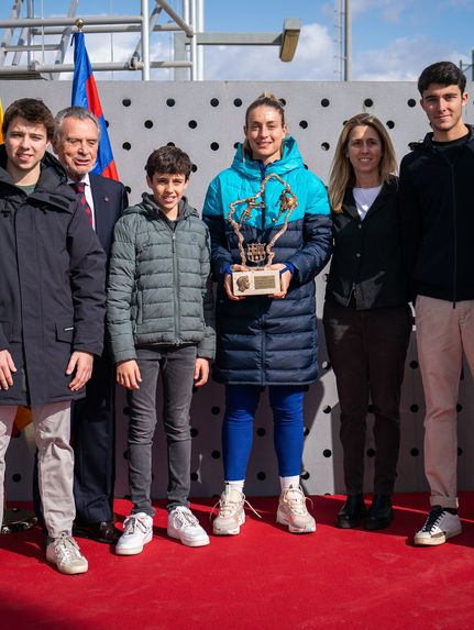 Alexia receiving the Aldo Rovira award in photos
