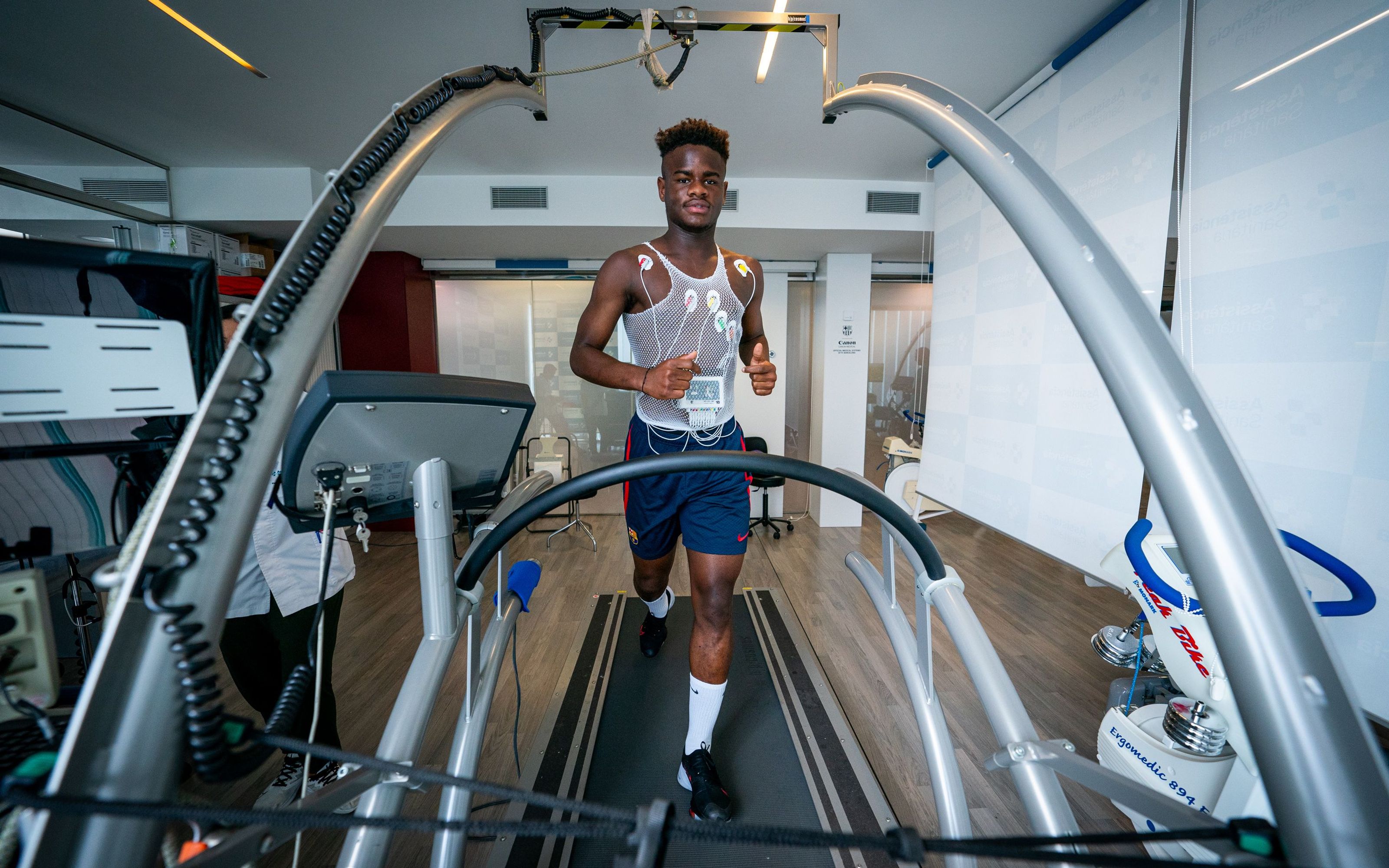 Mikayil Faye signs for Barça Atlètic