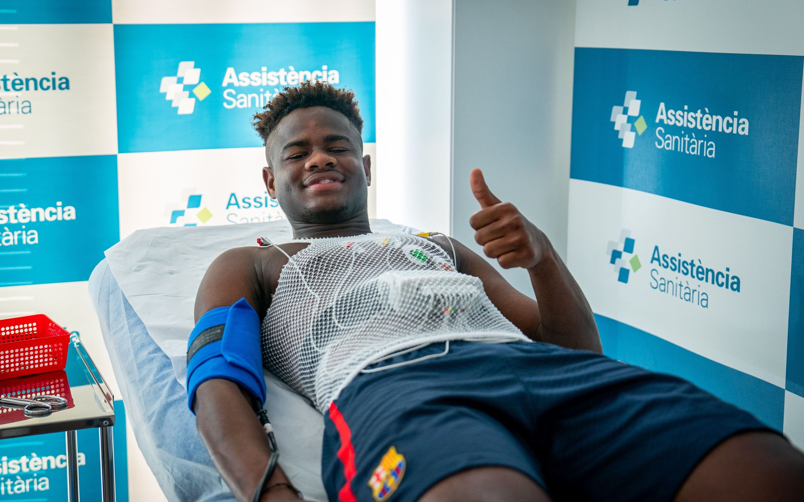 Mikayil Faye signs for Barça Atlètic