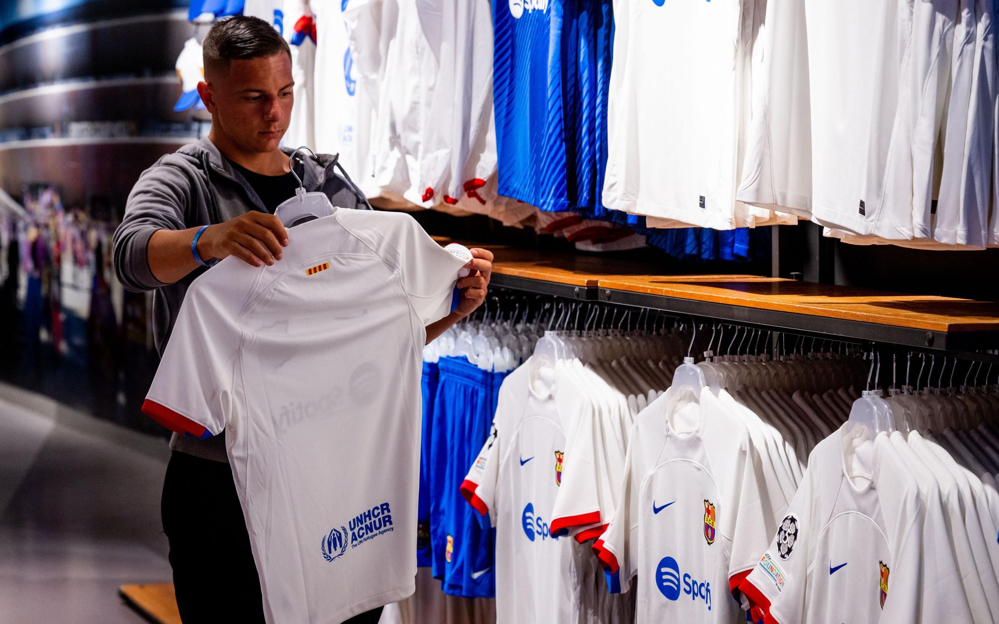 White everywhere in the Barça Store