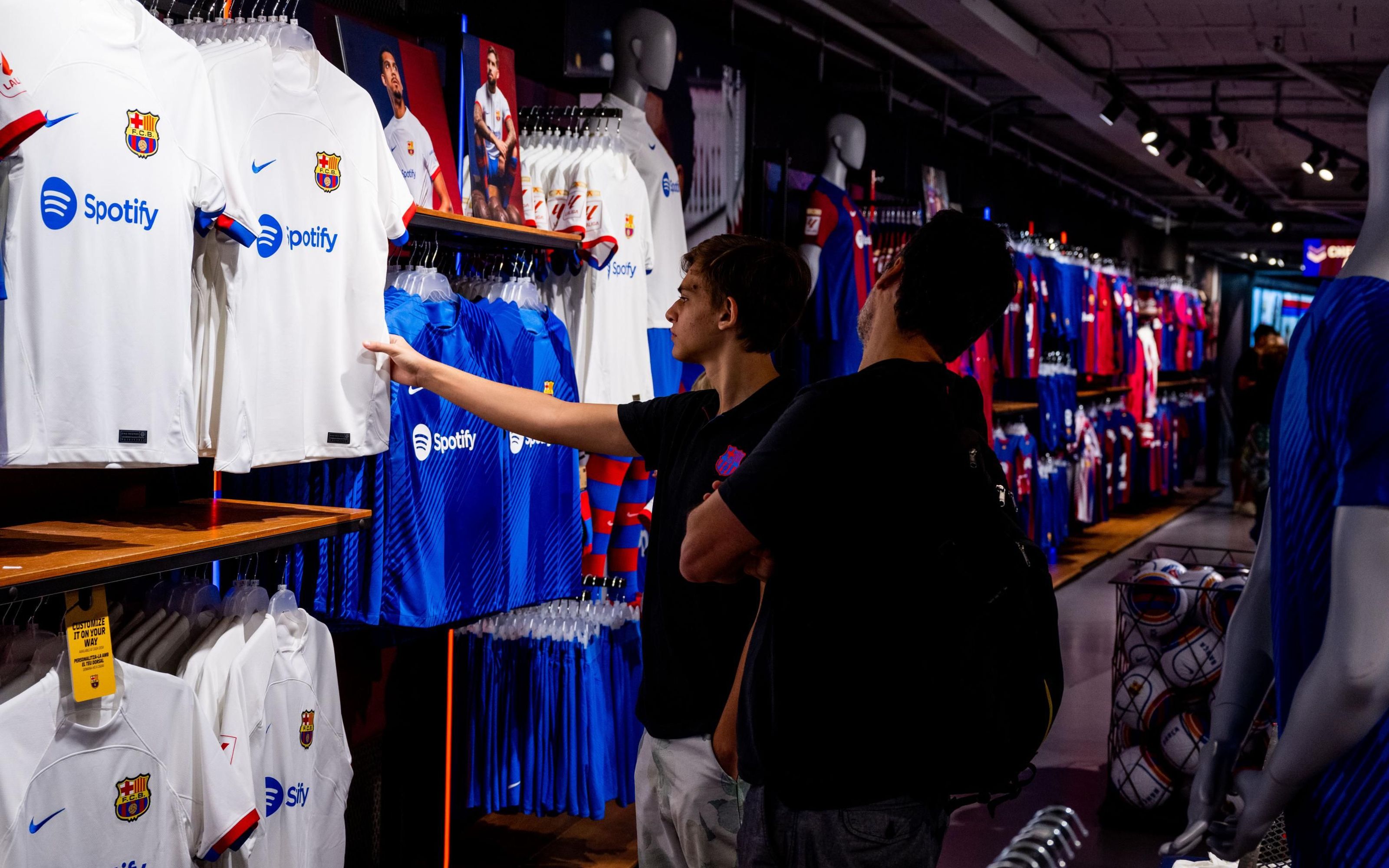 La Barça Store se tiñe de blanco Barça