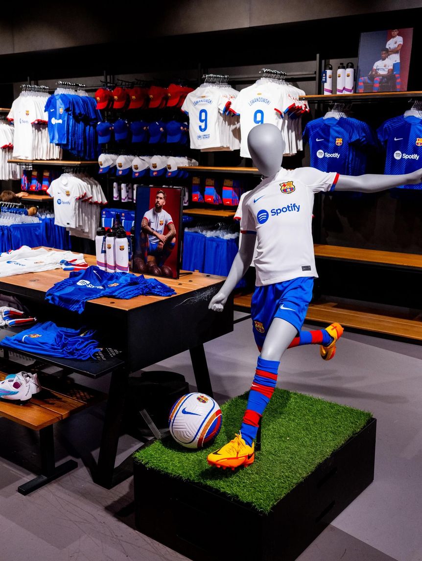 White everywhere in the Barça Store